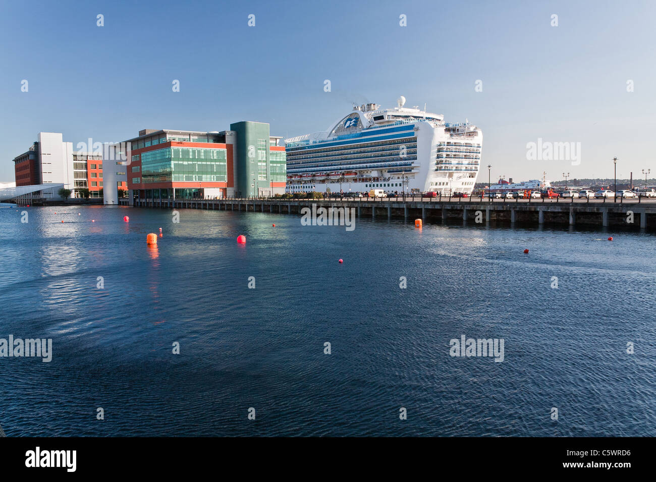 Cruise ship in liverpool docks hi-res stock photography and images - Alamy