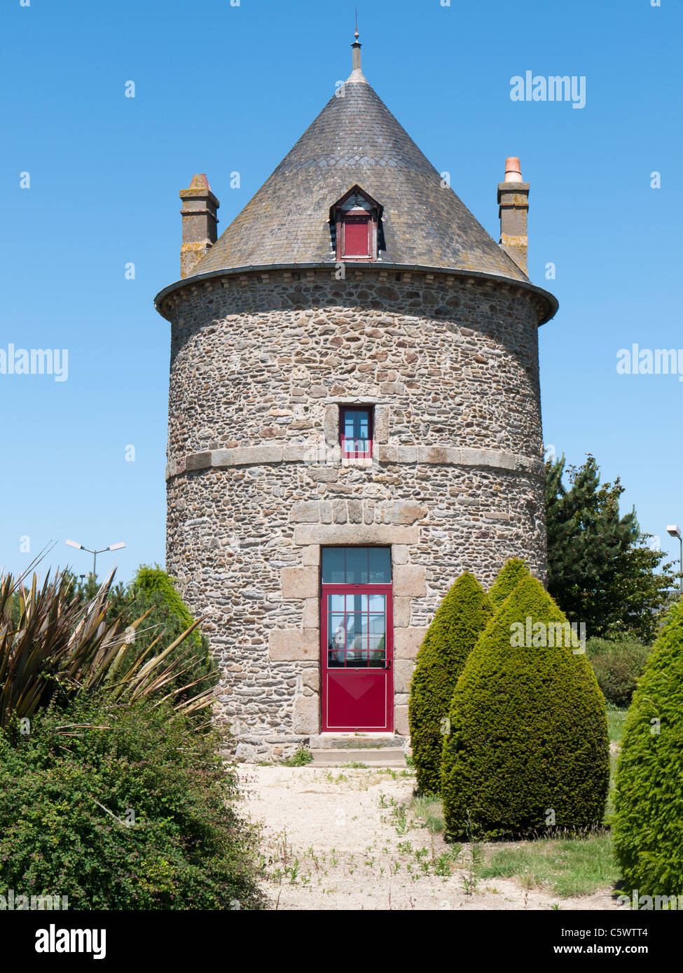Topiary dome and cone hi-res stock photography and images - Alamy