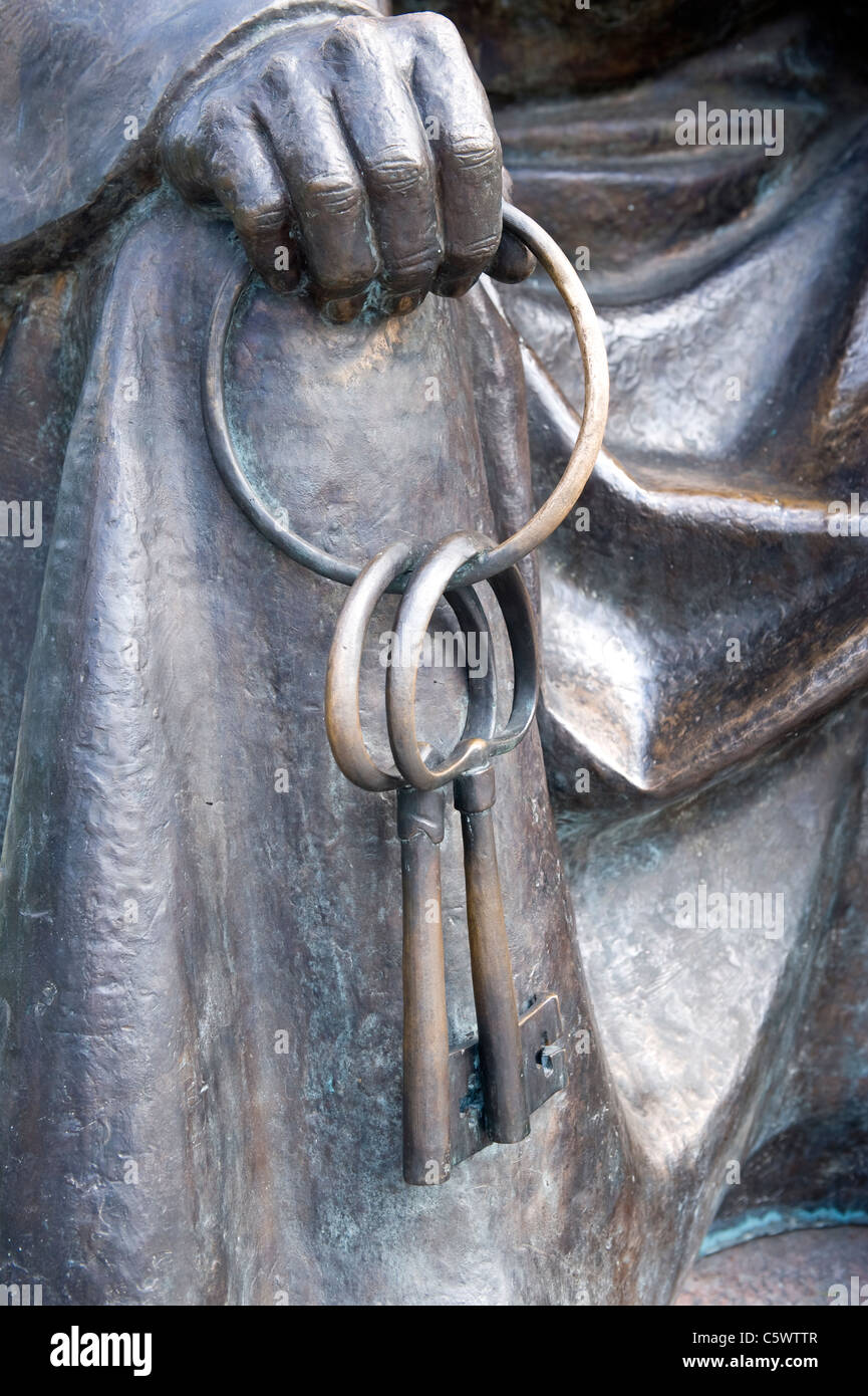 Hand holding skeleton key hi-res stock photography and images - Alamy