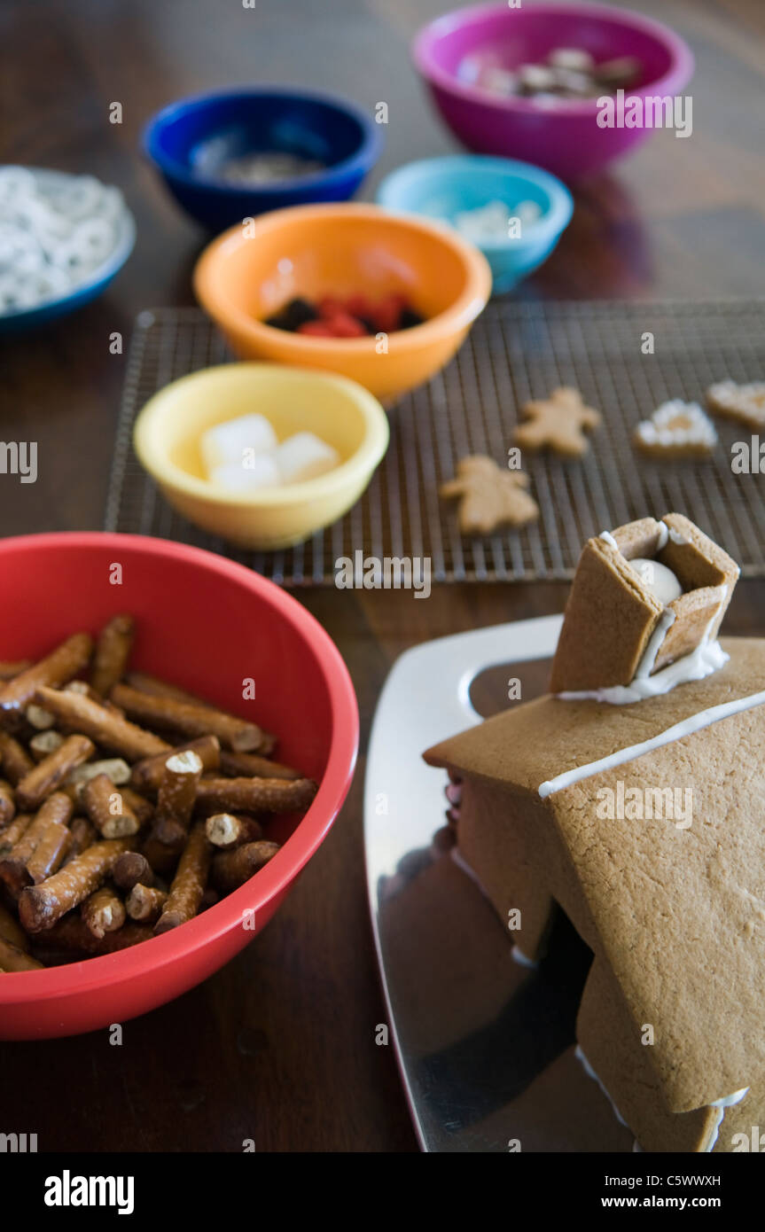 Decorating a gingerbread house Stock Photo - Alamy