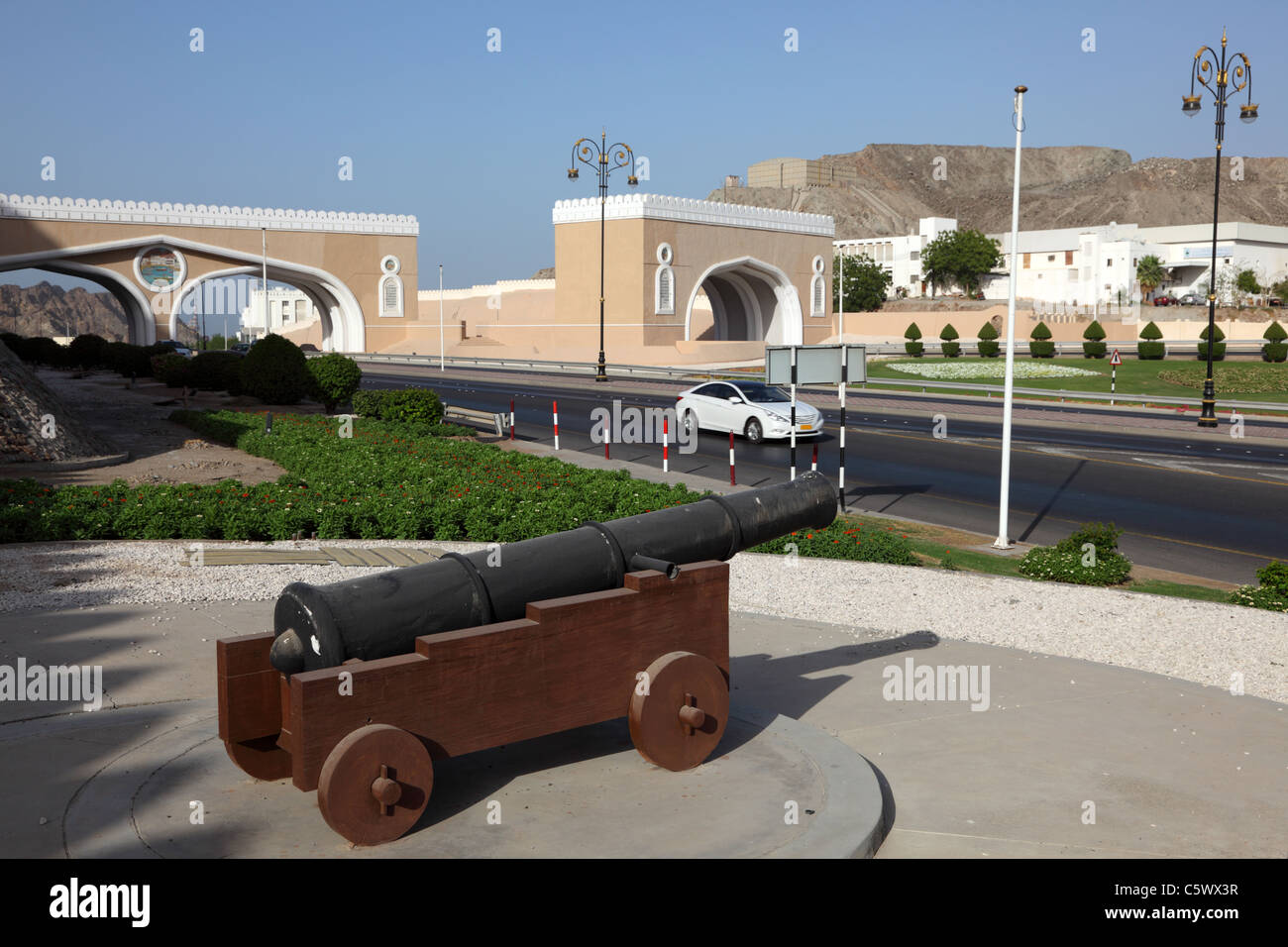 Cannon at entrance gate hi-res stock photography and images - Alamy