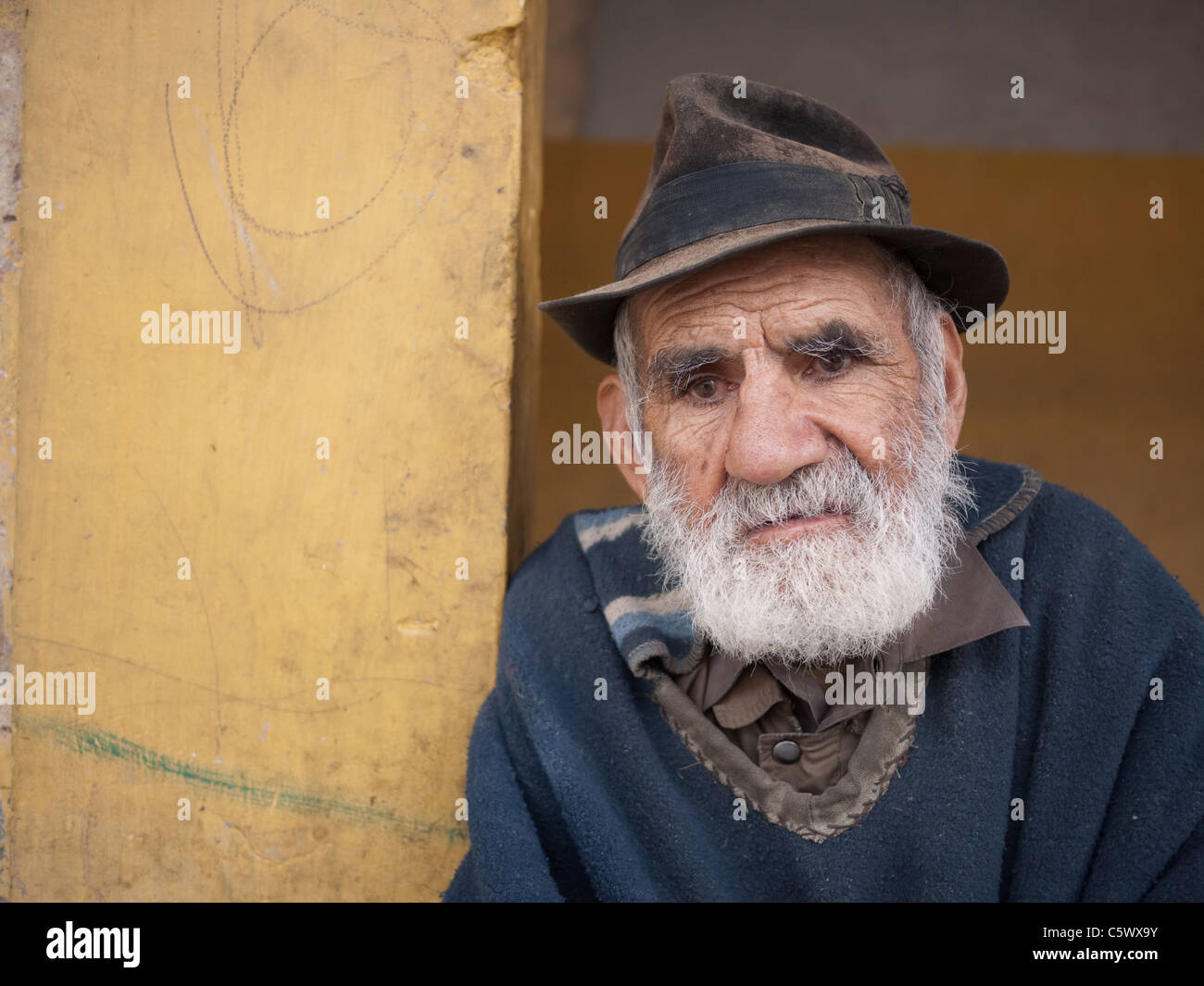 An elderly homeless man sits on a street corner Stock Photo - Alamy