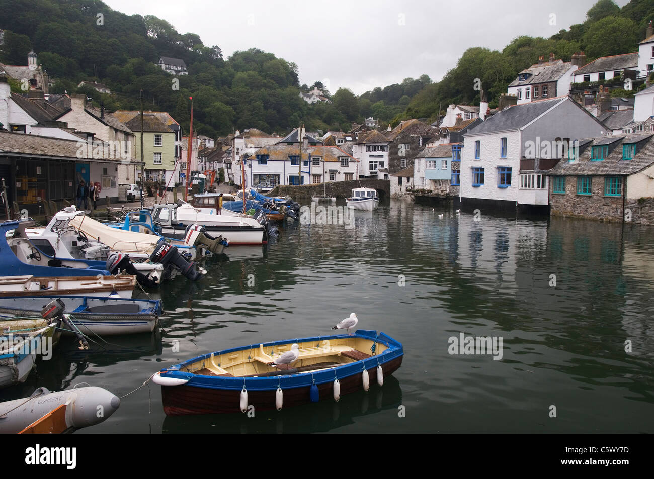 Boats in polperro harbour hi-res stock photography and images - Alamy