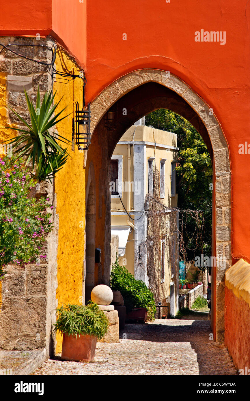 A beautiful, colorful "corner" in the old, medieval town of Rhodes ...