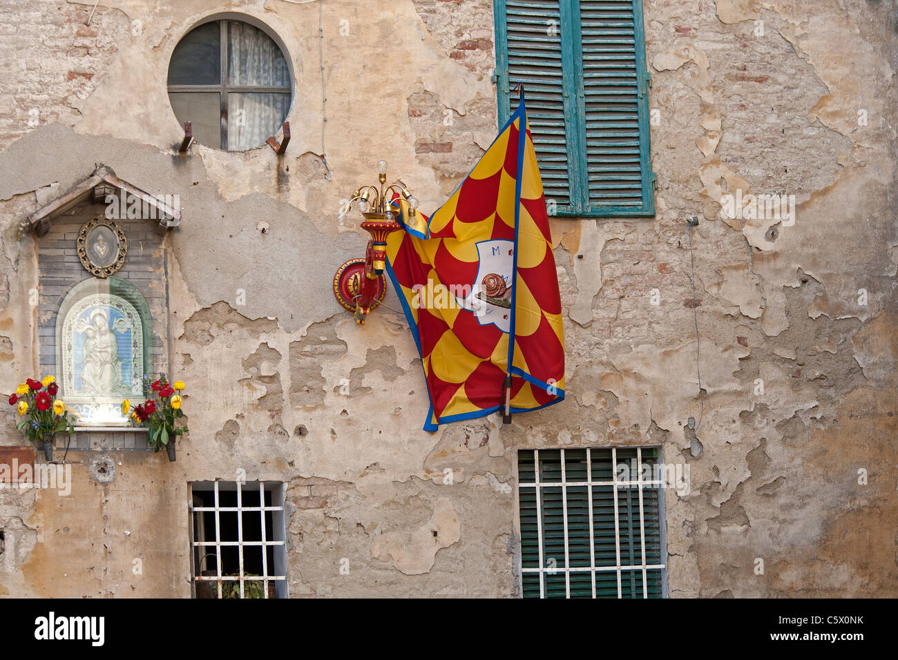 The flag of the CHIOCCIOLA (Snail) contrade, part of the Terziere di ...