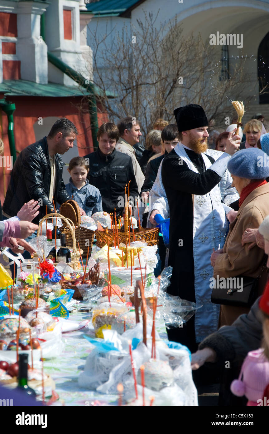 Russian Orthodox Priest on Easter Sunday, Novodevichy Convent, Moscow ...