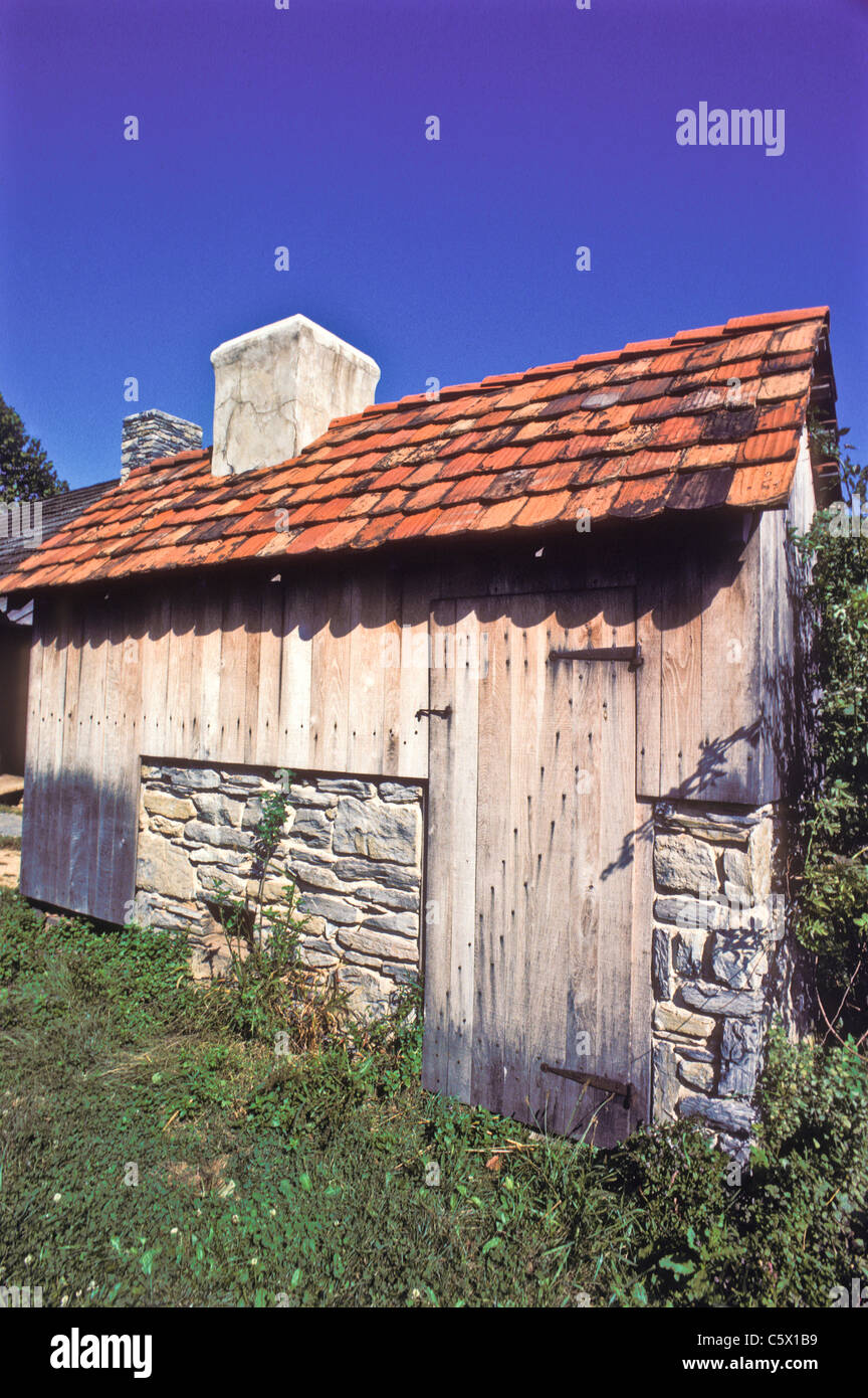 Colonial american smoke house hi-res stock photography and images - Alamy