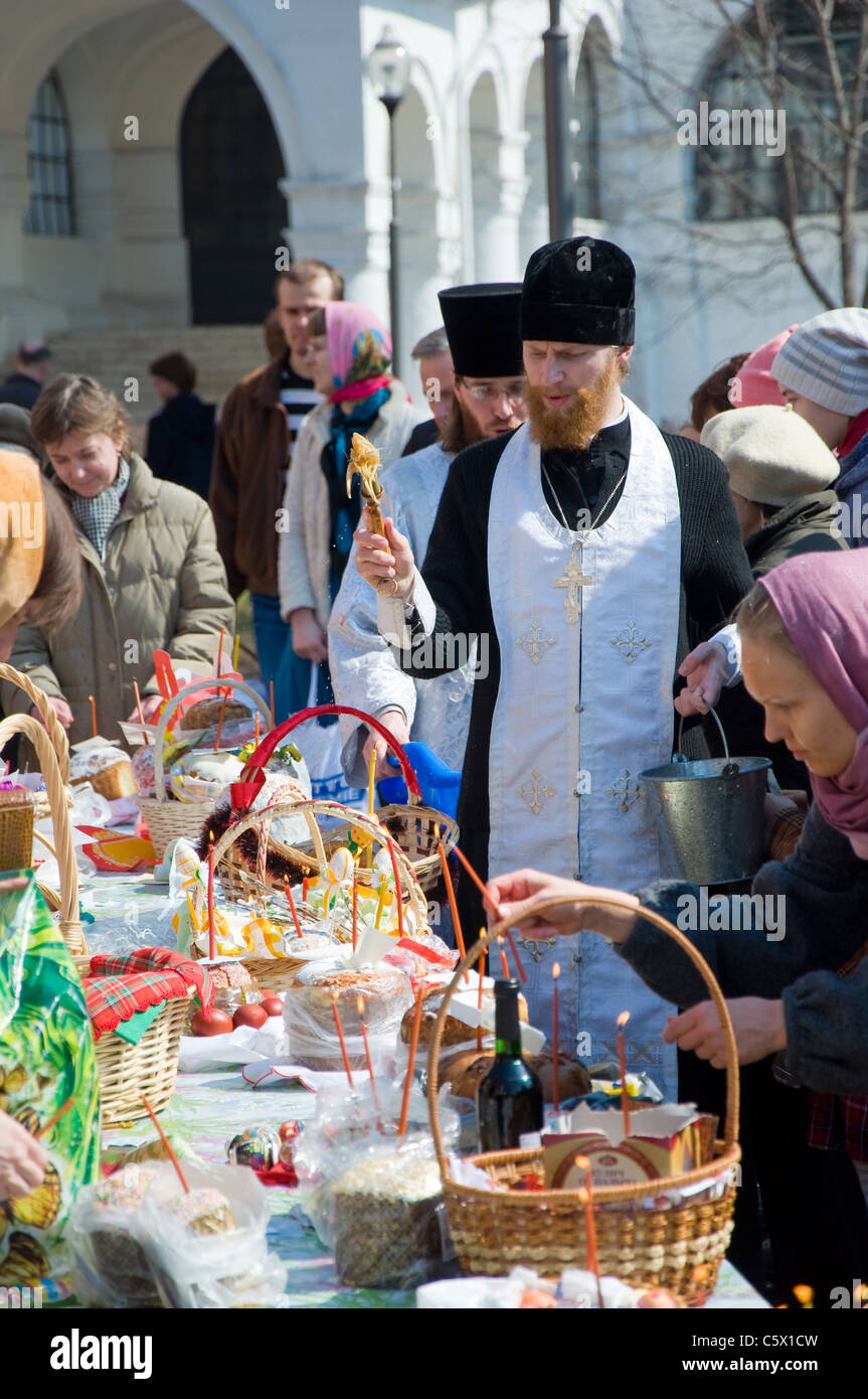 Russian Orthodox Priest on Easter Sunday, Novodevichy Convent, Moscow ...
