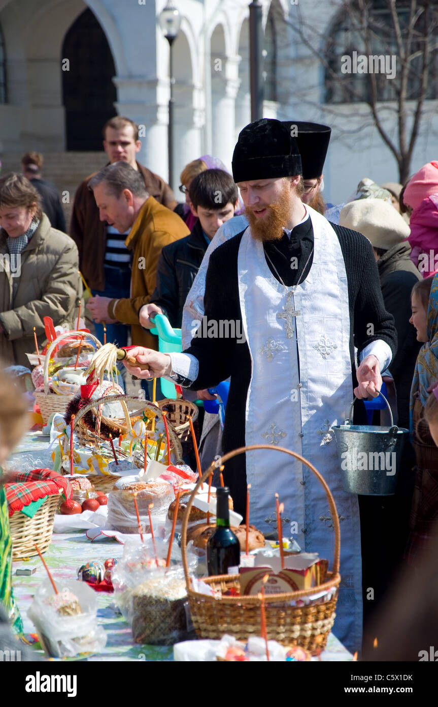 Russian Orthodox Priest on Easter Sunday, Novodevichy Convent, Moscow ...