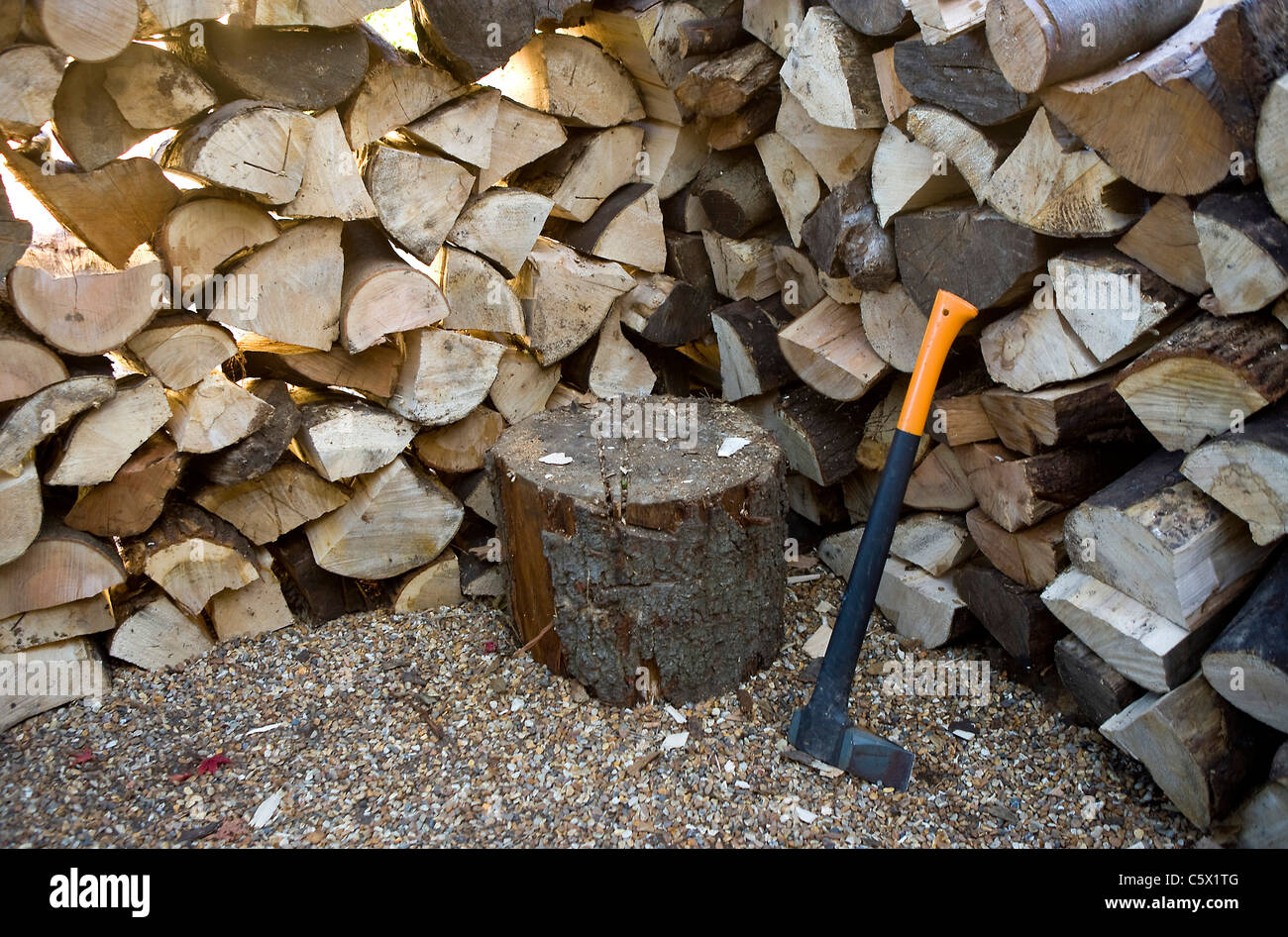Logs chopped and in a stack Stock Photo - Alamy
