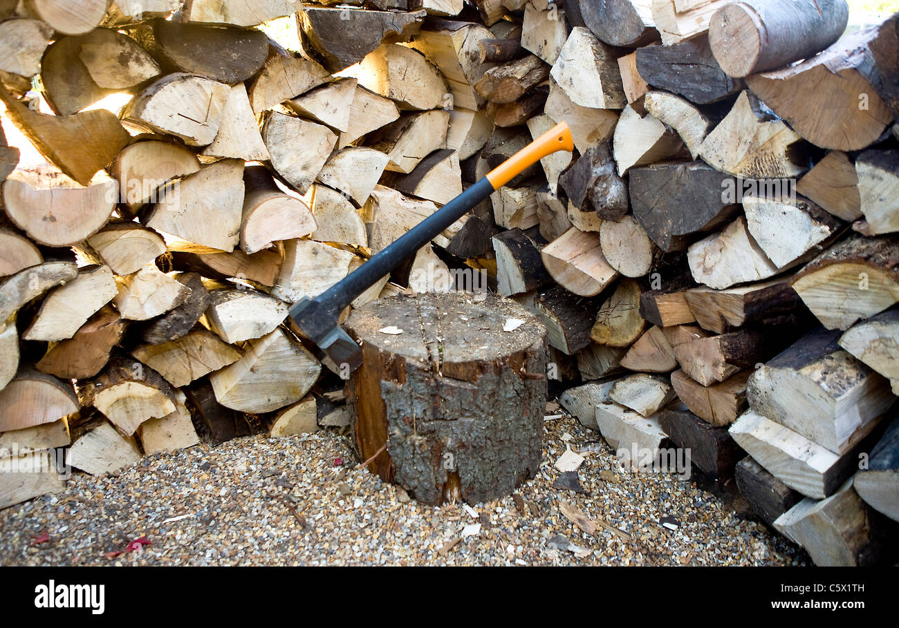 Logs chopped and in a stack Stock Photo - Alamy
