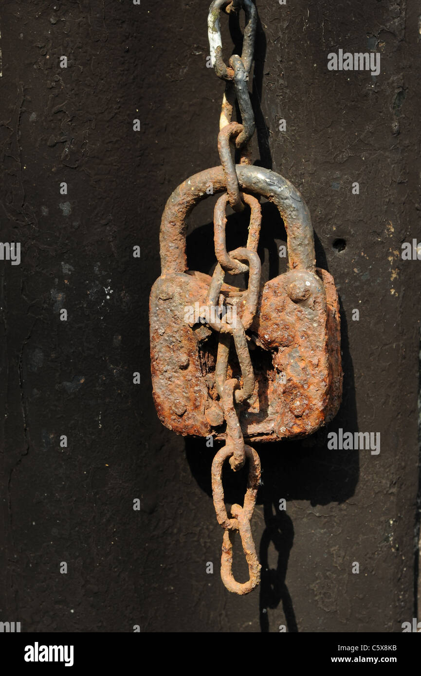 Broken rust chain hi-res stock photography and images - Alamy