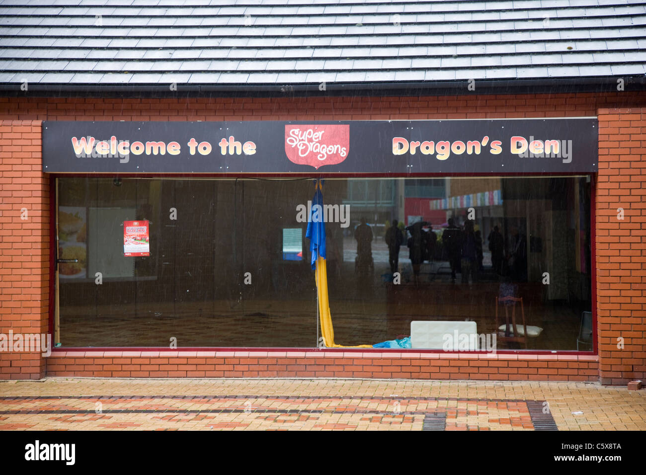 Empty shop front "Dragon's Den" in Newport, Wales Stock Photo - Alamy
