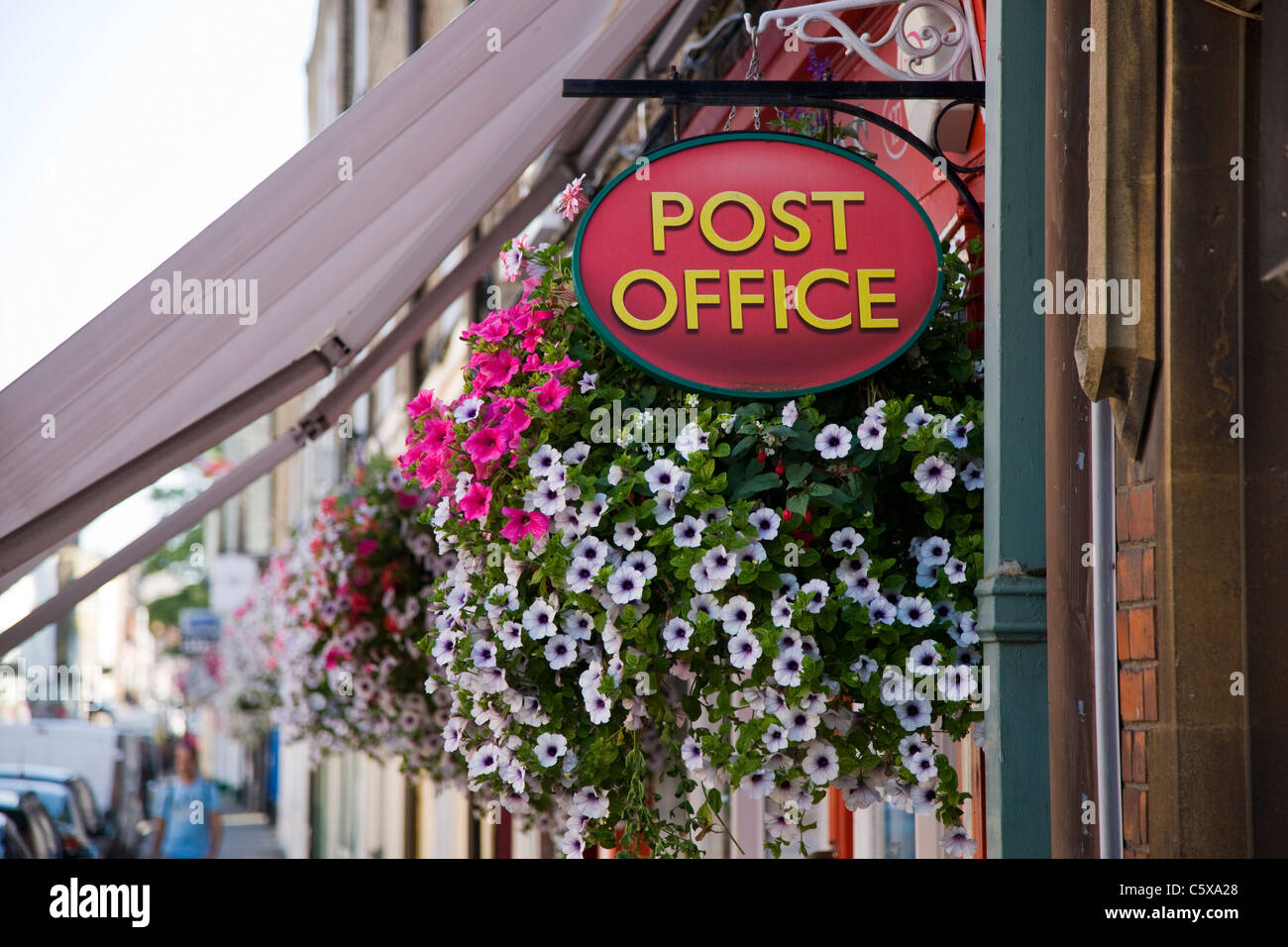 Outdoor hanging office sign hi-res stock photography and images - Alamy