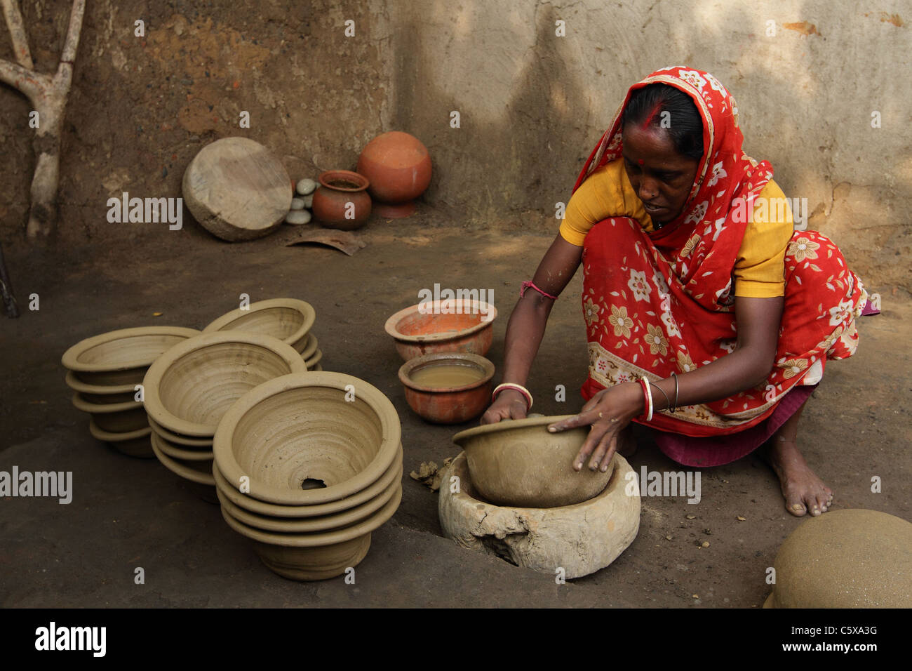 Indian potter woman Stock Photo - Alamy