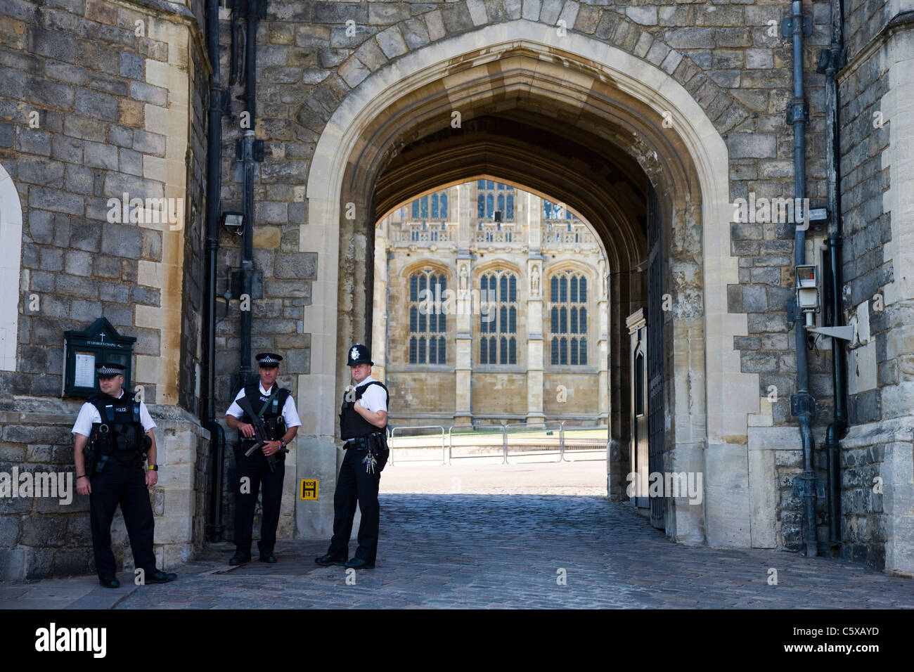 Armed police guarding the entrance arch to Windsor Castle Stock Photo ...