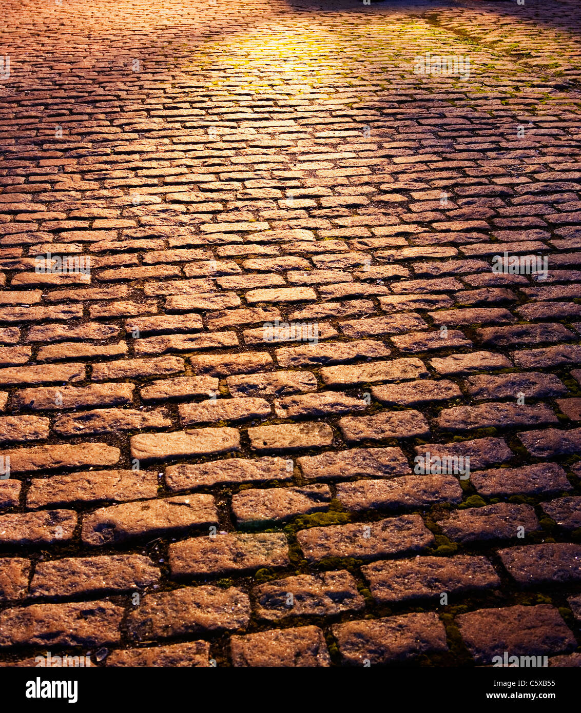 Cobblestone night hi-res stock photography and images - Alamy