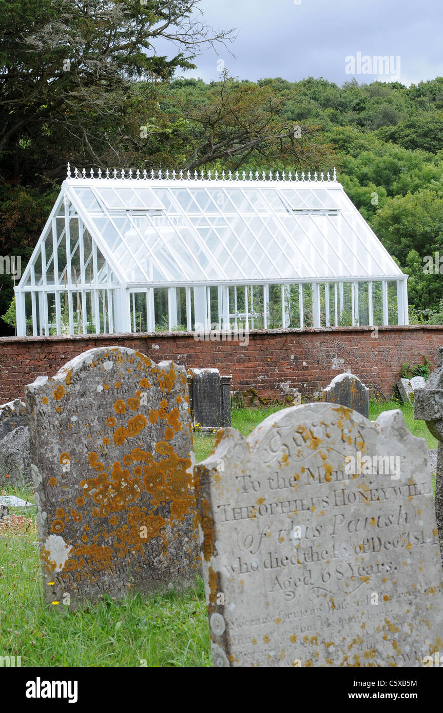 Green churchyard hi-res stock photography and images - Alamy