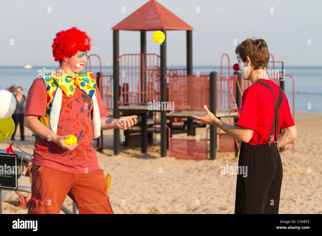 Clowns juggling hi-res stock photography and images - Alamy