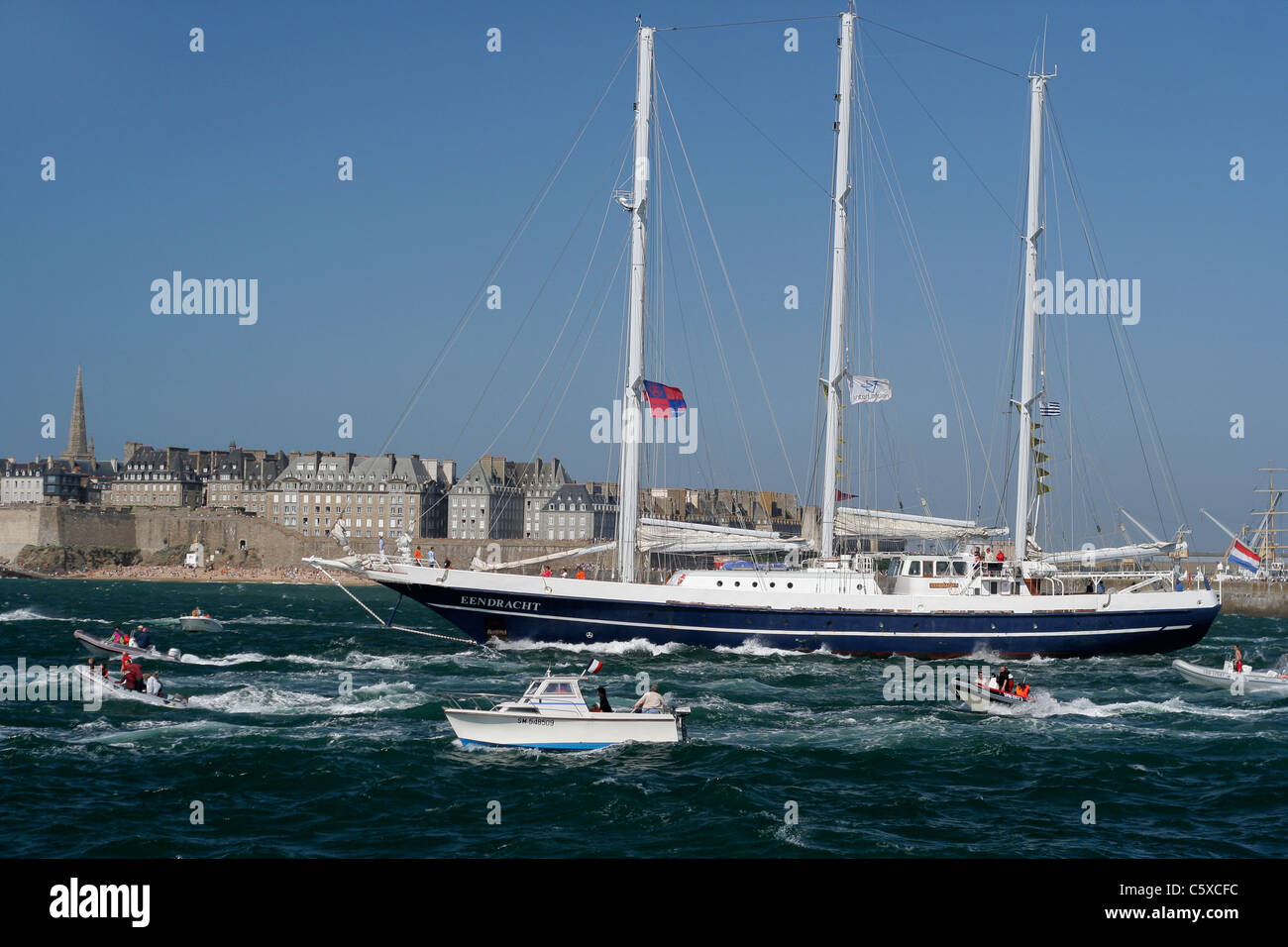 Une goelette a trois mats hi-res stock photography and images - Alamy