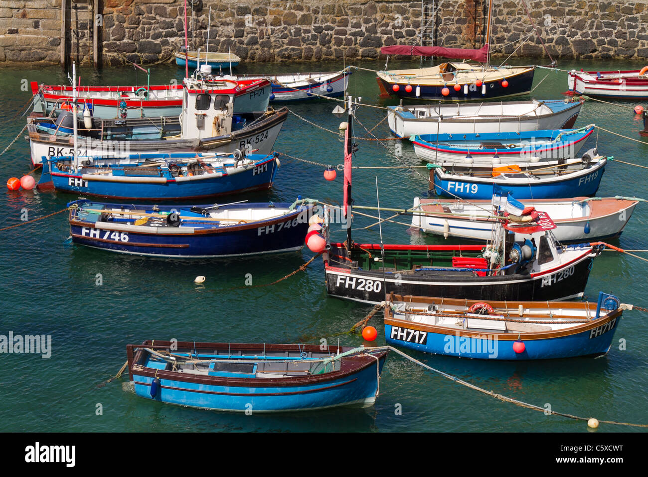 Coverack Harbour, Dolor Point, Coverack, Cornwall Stock Photo - Alamy