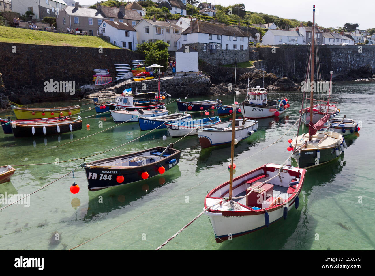 Coverack Harbour, Dolor Point, Coverack, Cornwall Stock Photo - Alamy