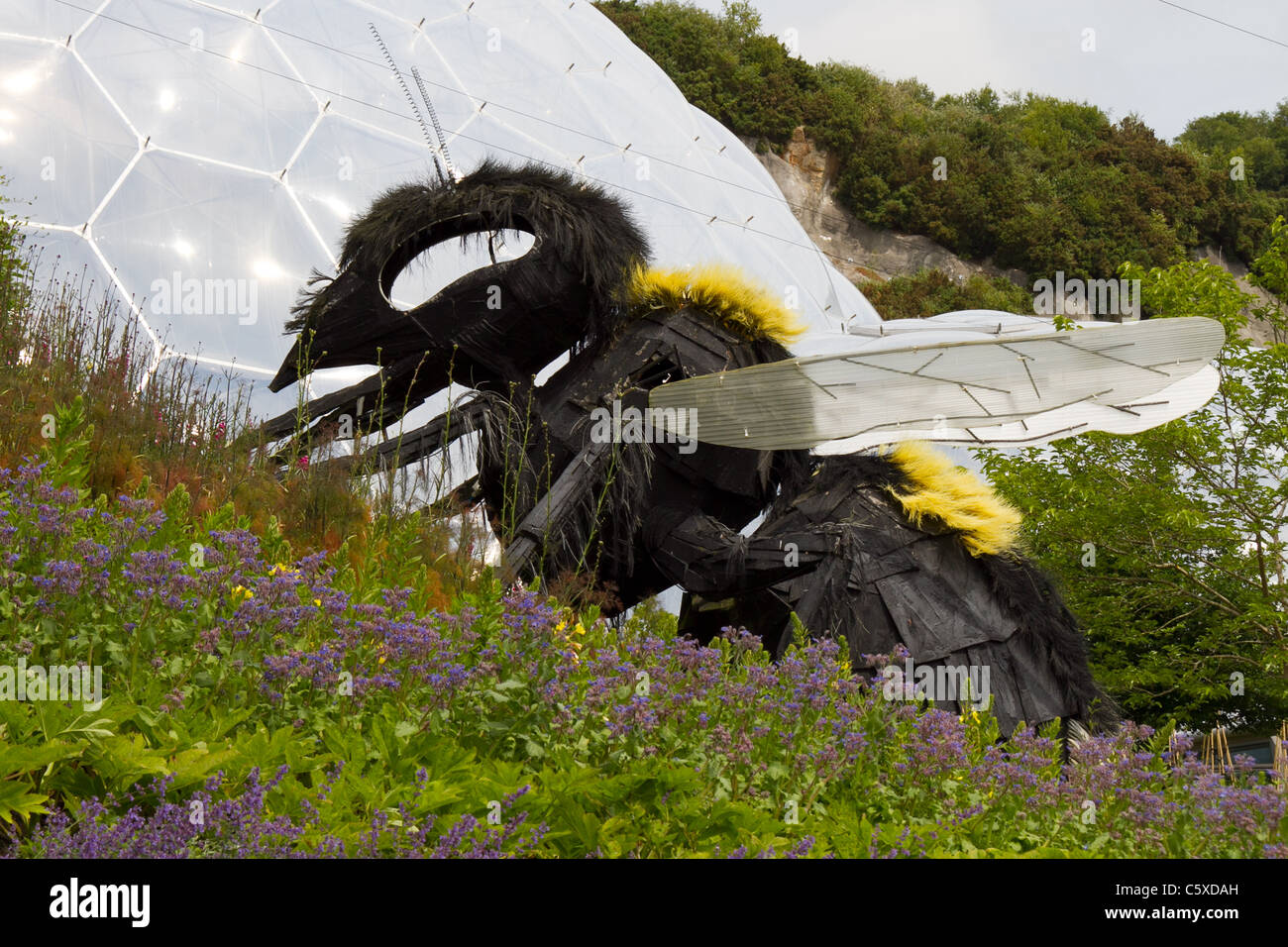 Bee sculpture hi-res stock photography and images - Alamy
