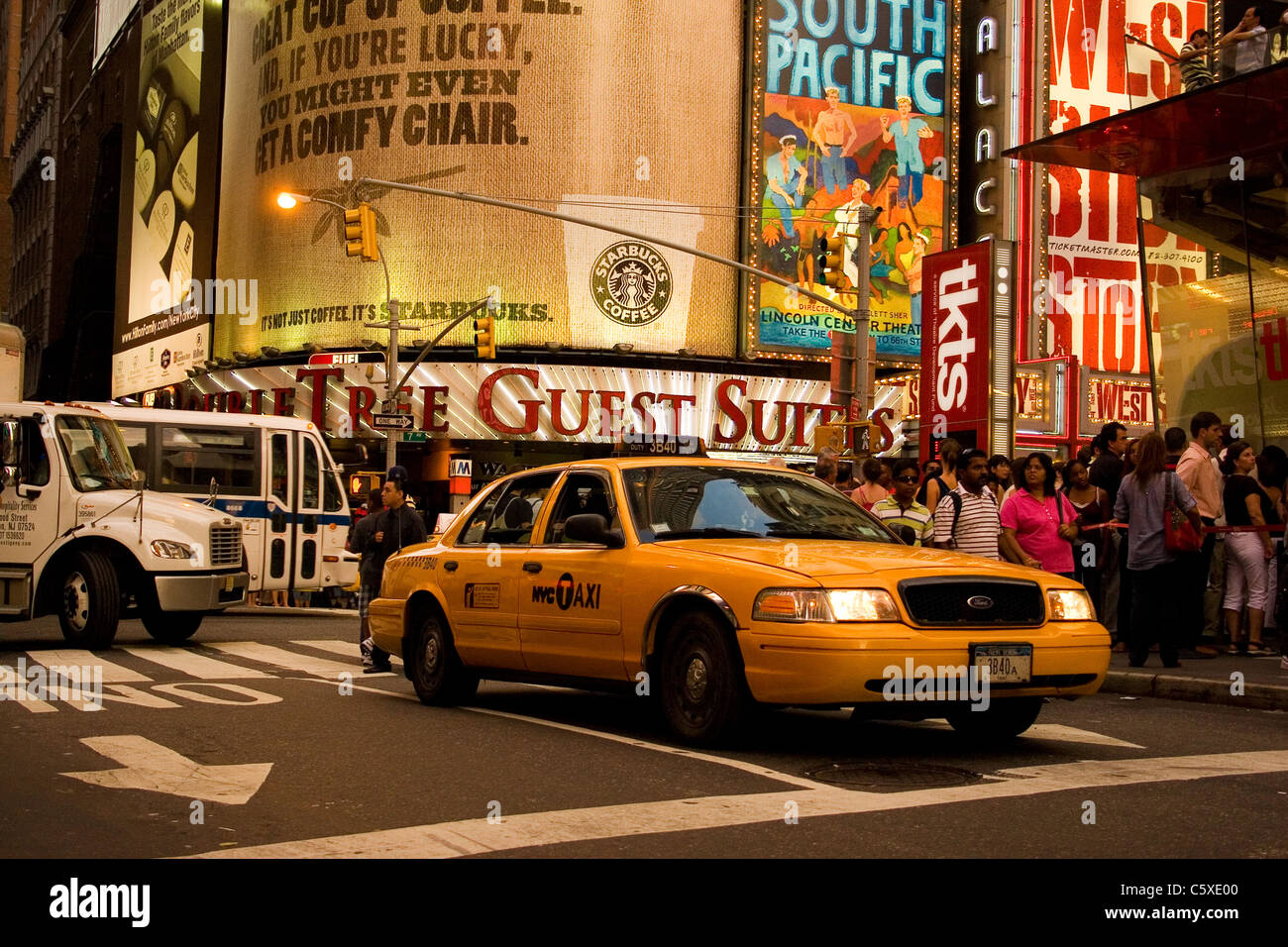 Time square yellow cab hi-res stock photography and images - Alamy