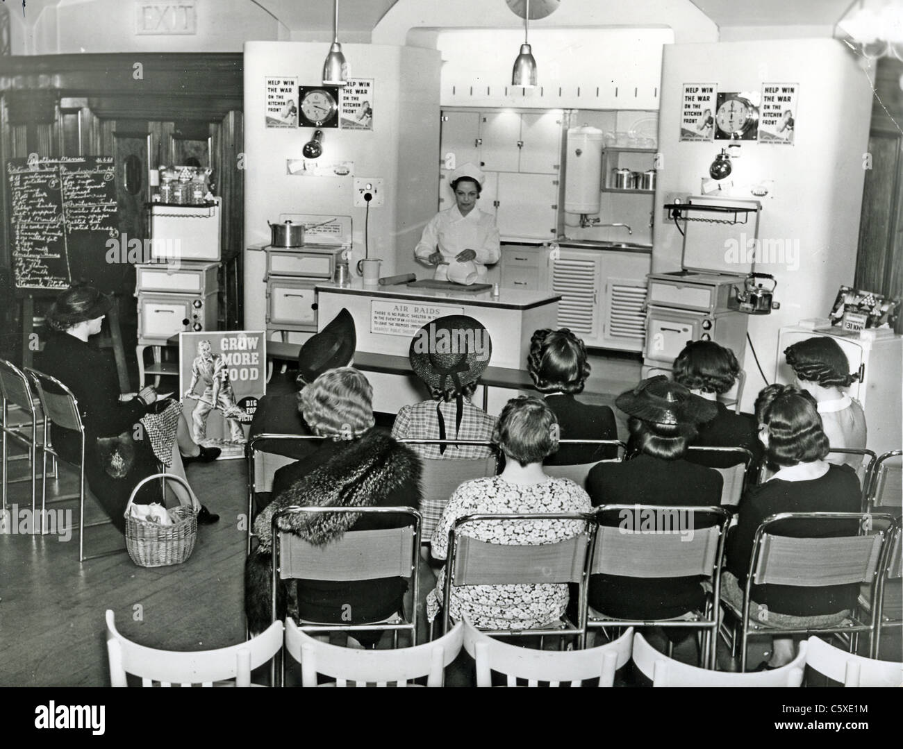 Cooking in ww2 hi-res stock photography and images - Alamy