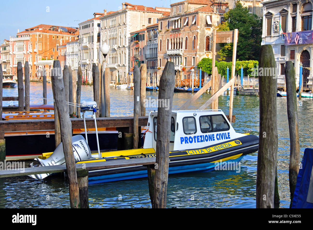 Police boat carabinieri venice hi-res stock photography and images - Alamy