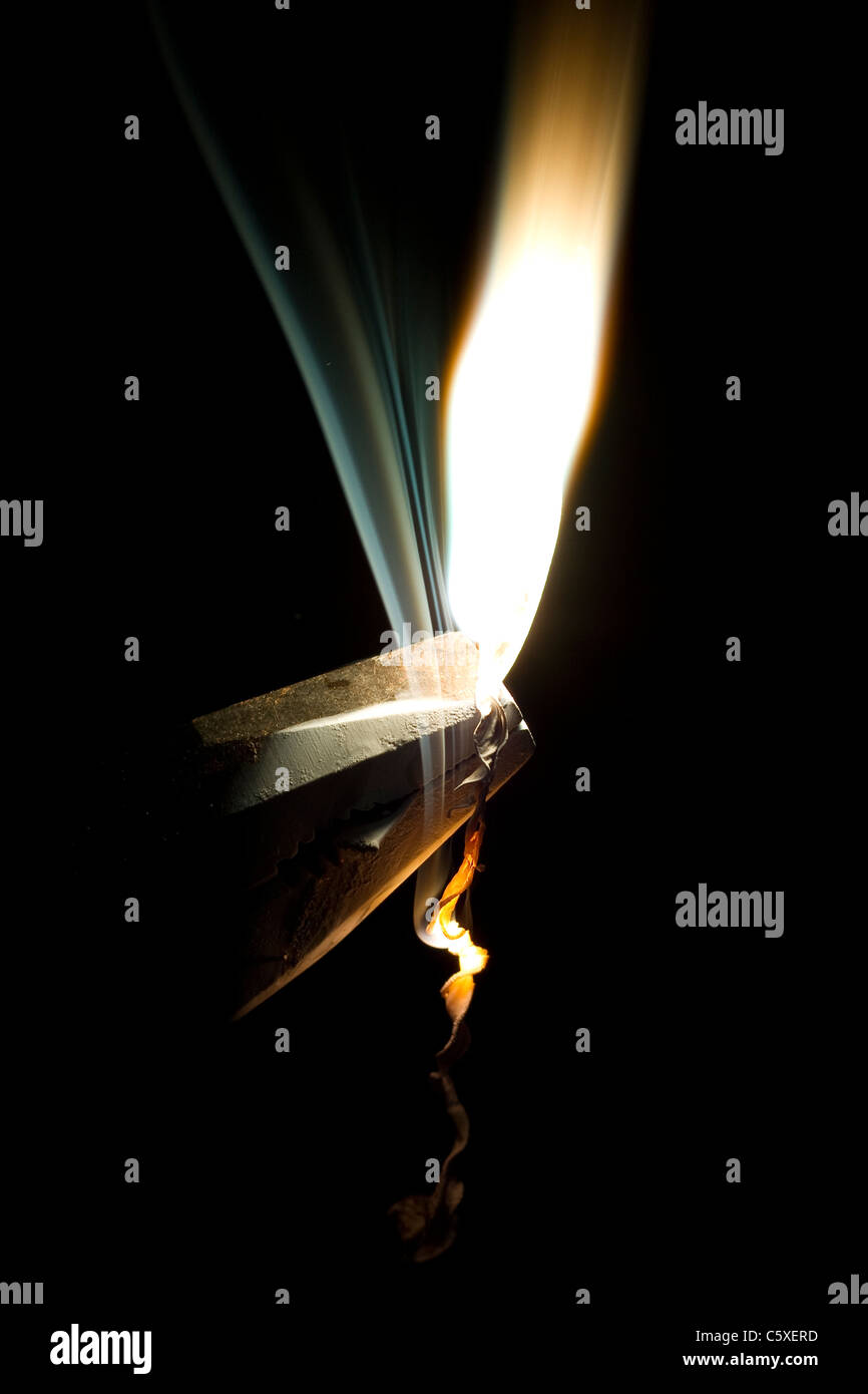 Magnesium ribbon hi-res stock photography and images - Alamy