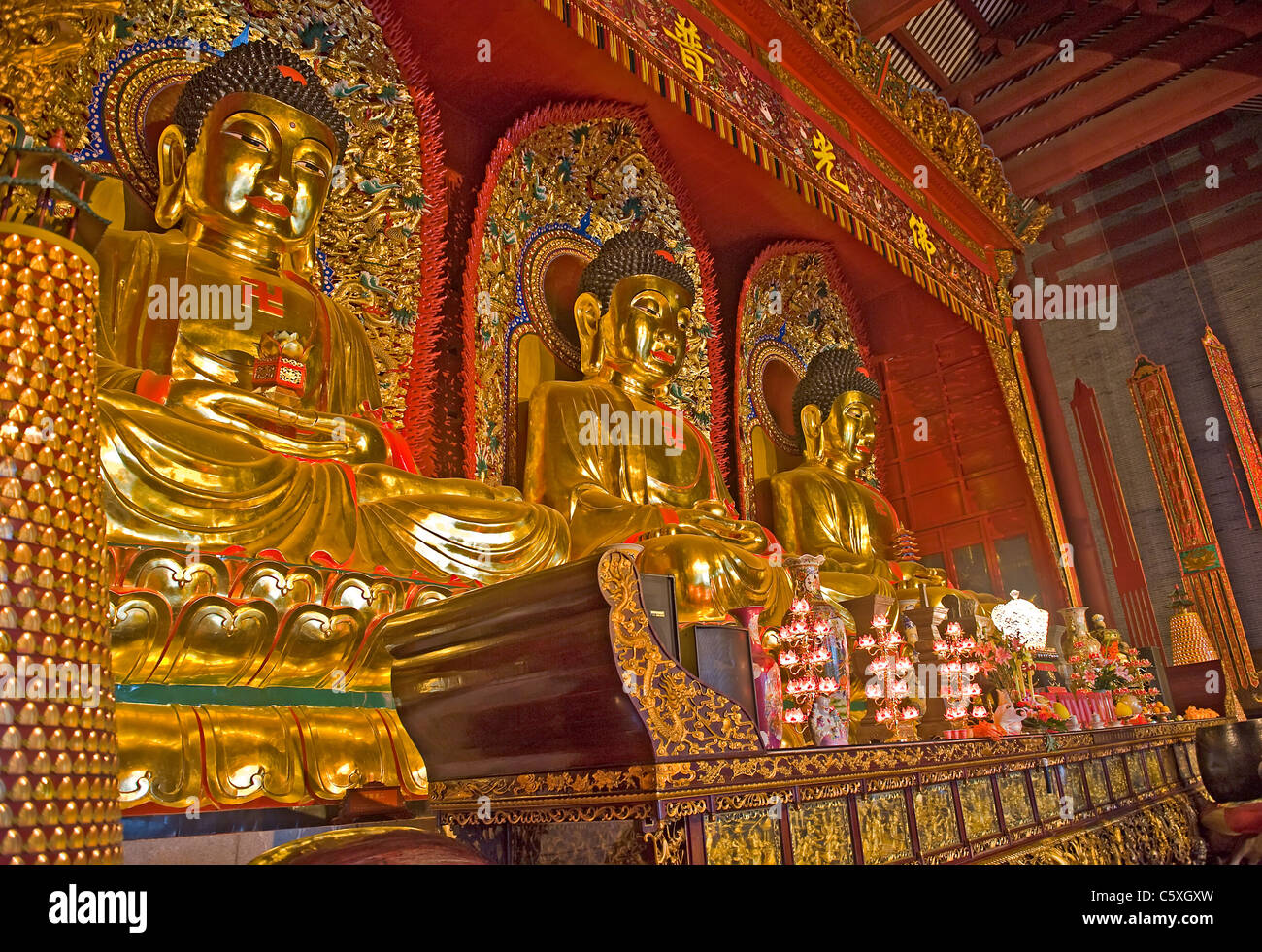 Gold statues buddha temple hi-res stock photography and images - Alamy
