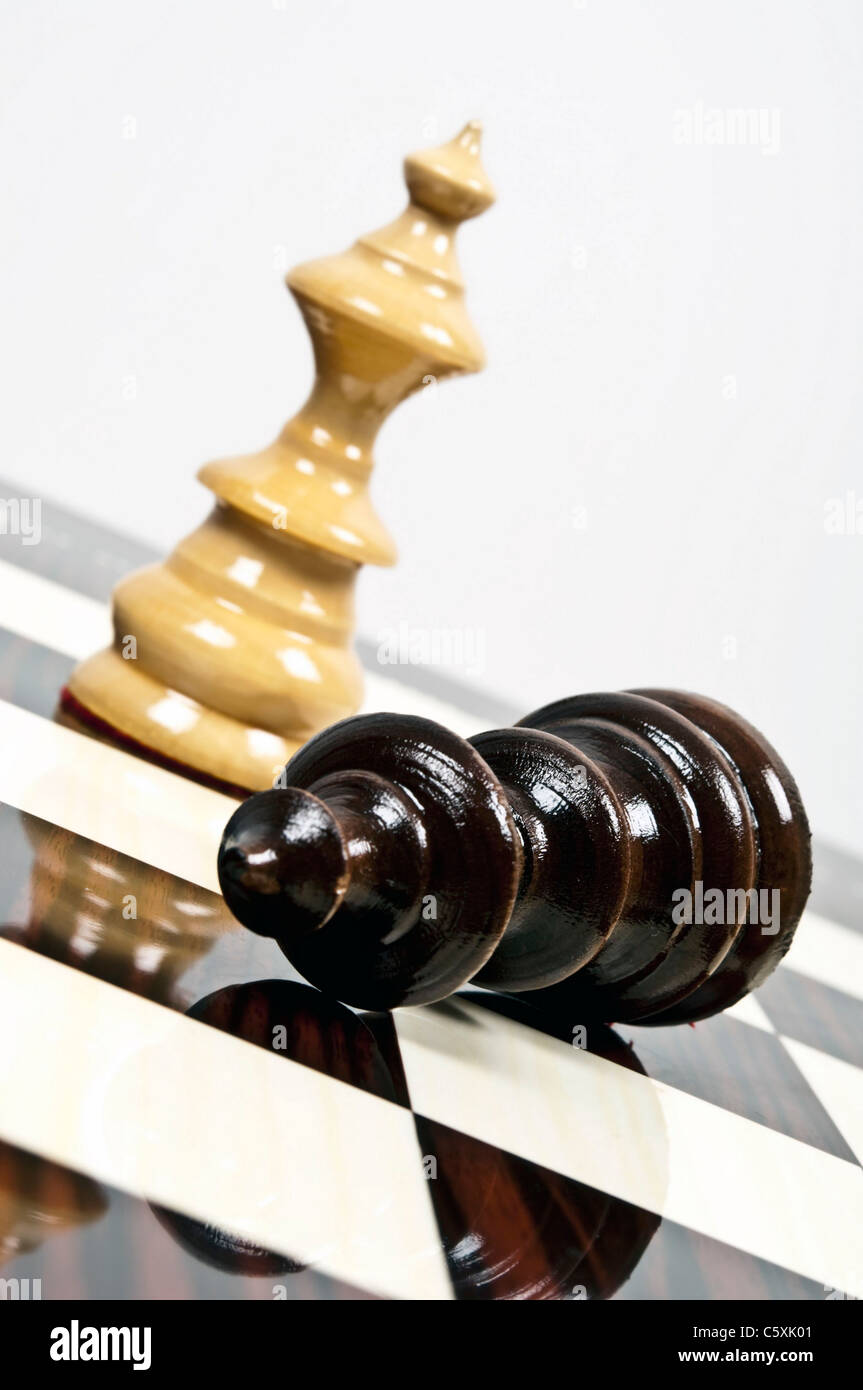 Chess board queen defeated king hi-res stock photography and images - Alamy