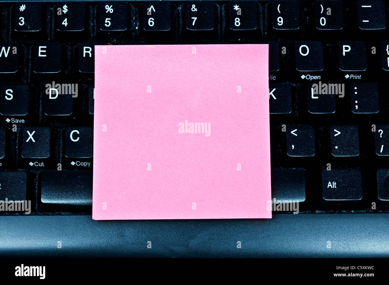 Empty post it on keyboard Stock Photo - Alamy