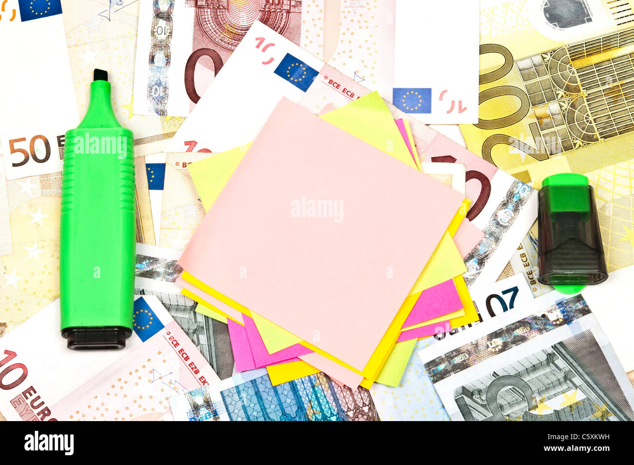 Post it and marker pen on banknotes Stock Photo - Alamy