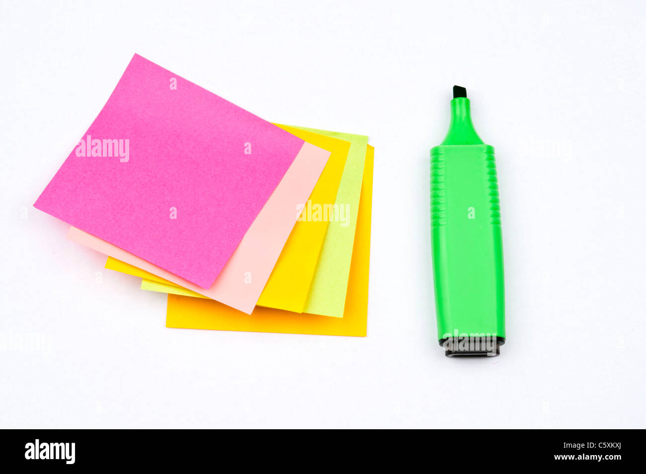 Empty post it and marker pen Stock Photo - Alamy