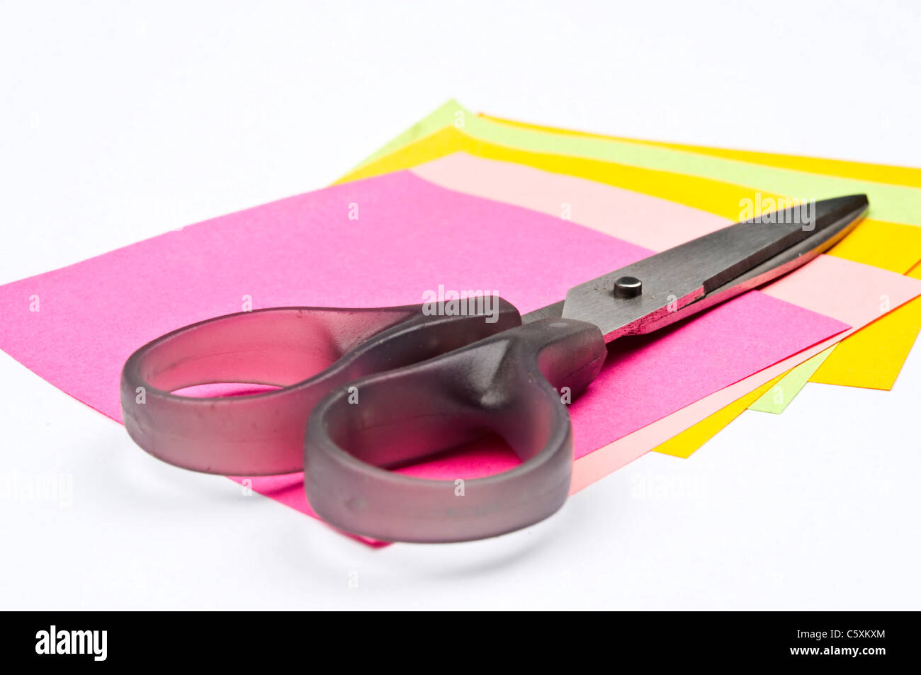Isolated post it and scissors Stock Photo - Alamy