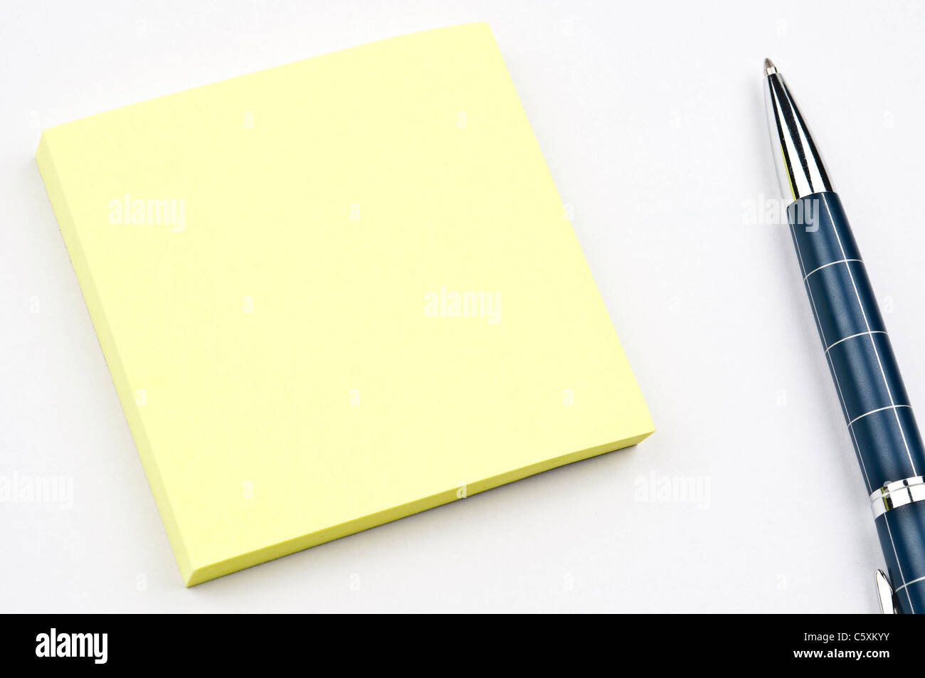 Empty post it and pen Stock Photo - Alamy