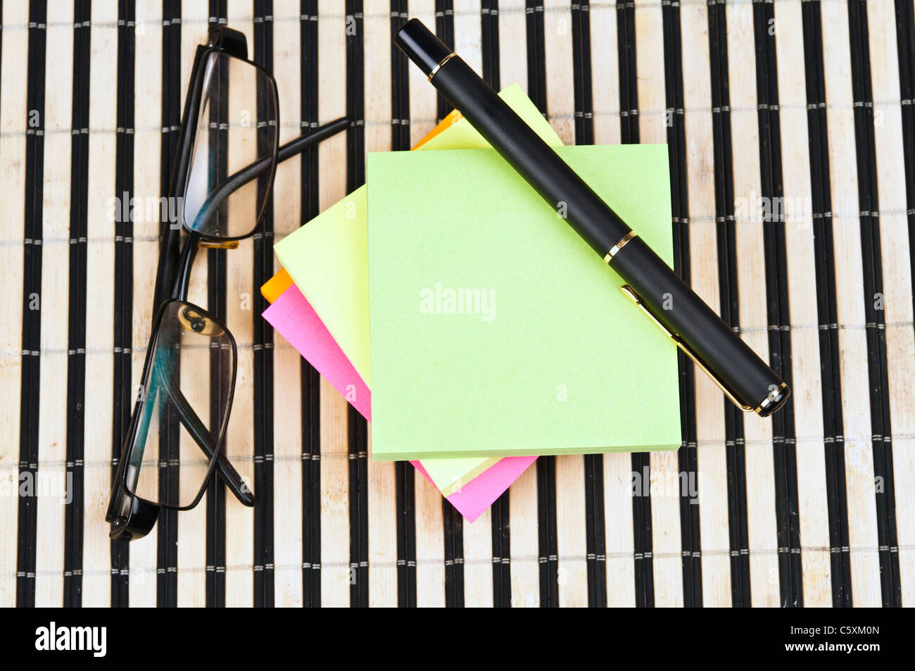 Empty post it and pen Stock Photo - Alamy