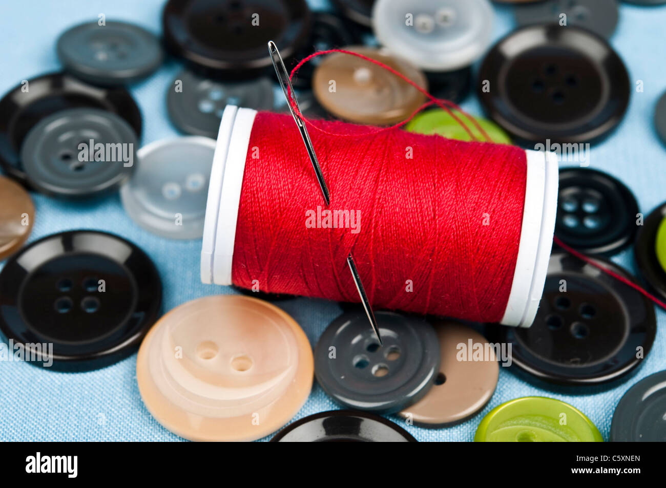 Button needle hi-res stock photography and images - Alamy