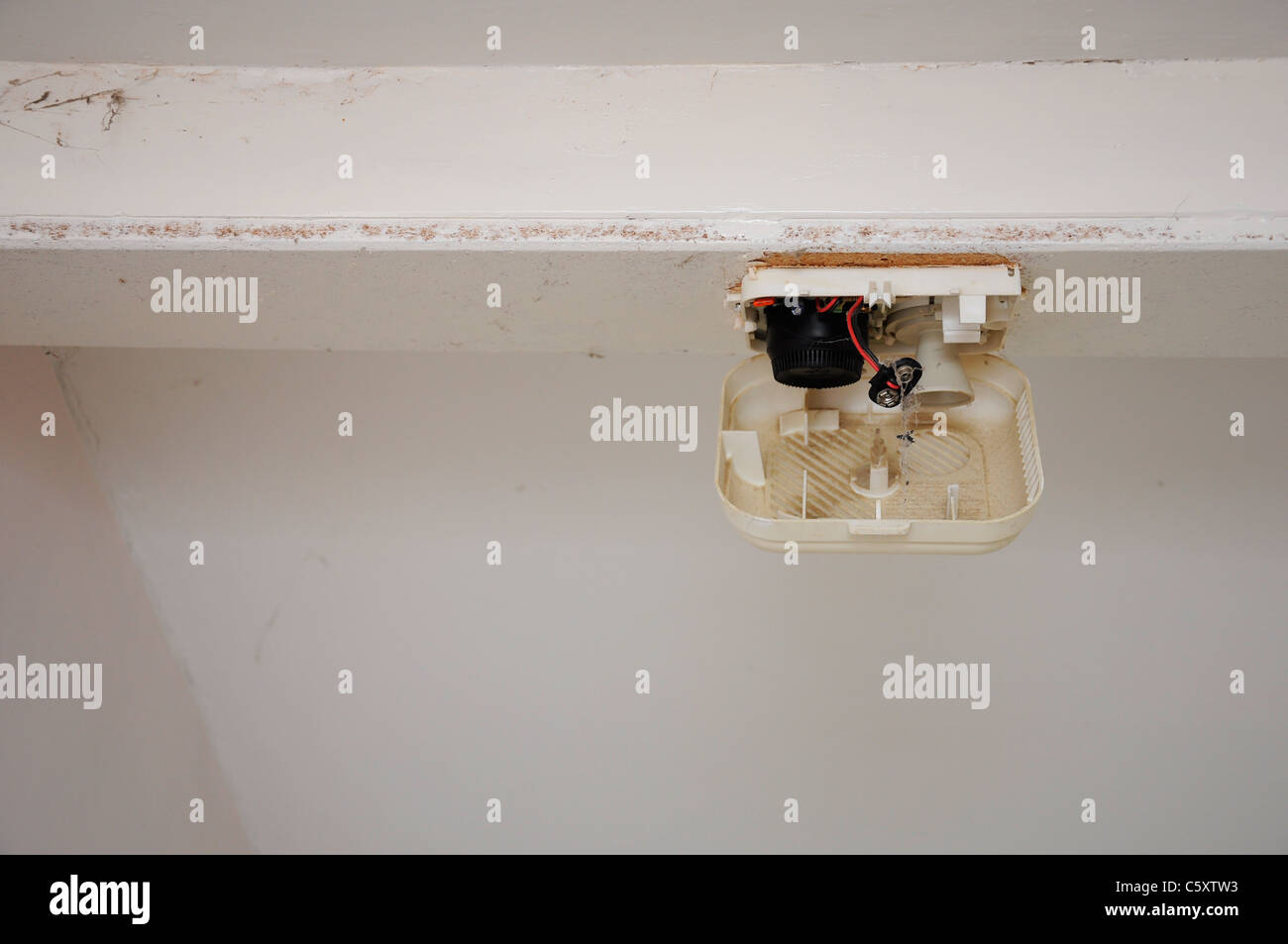 Smoke detector fire alarm without battery fitted Stock Photo - Alamy