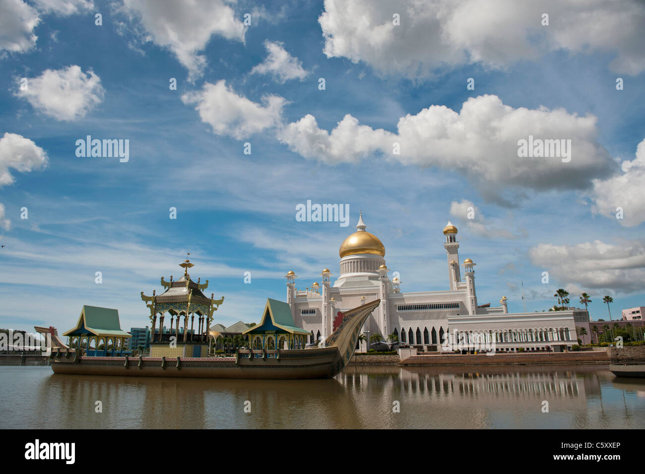 The Sultan Omar Ali Saifuddin Mosque in Bandar Seri Begawan, Brunei ...