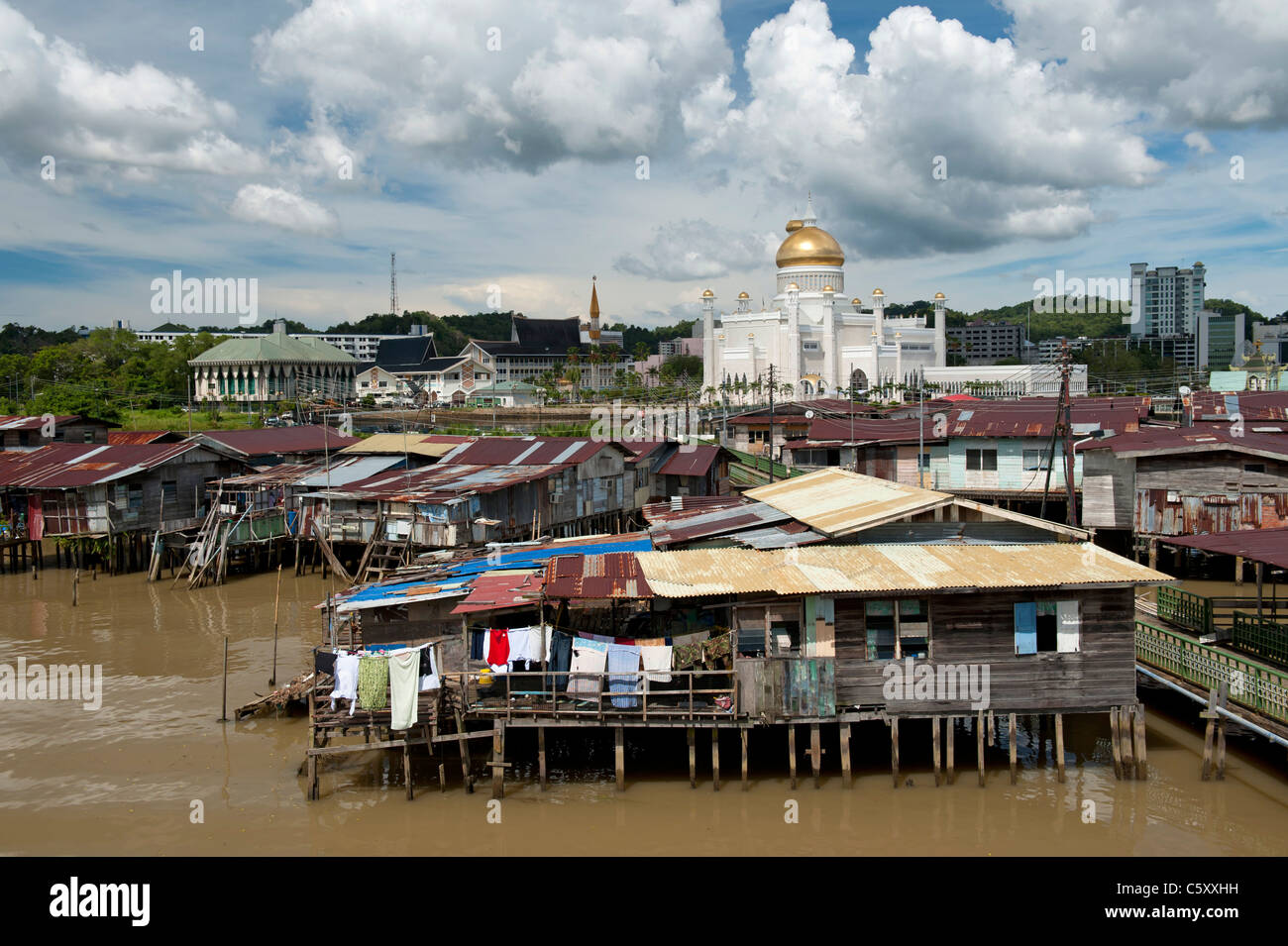 Kampong Ayer and The Sultan Omar Ali Saifuddin Mosque in Bandar Seri ...