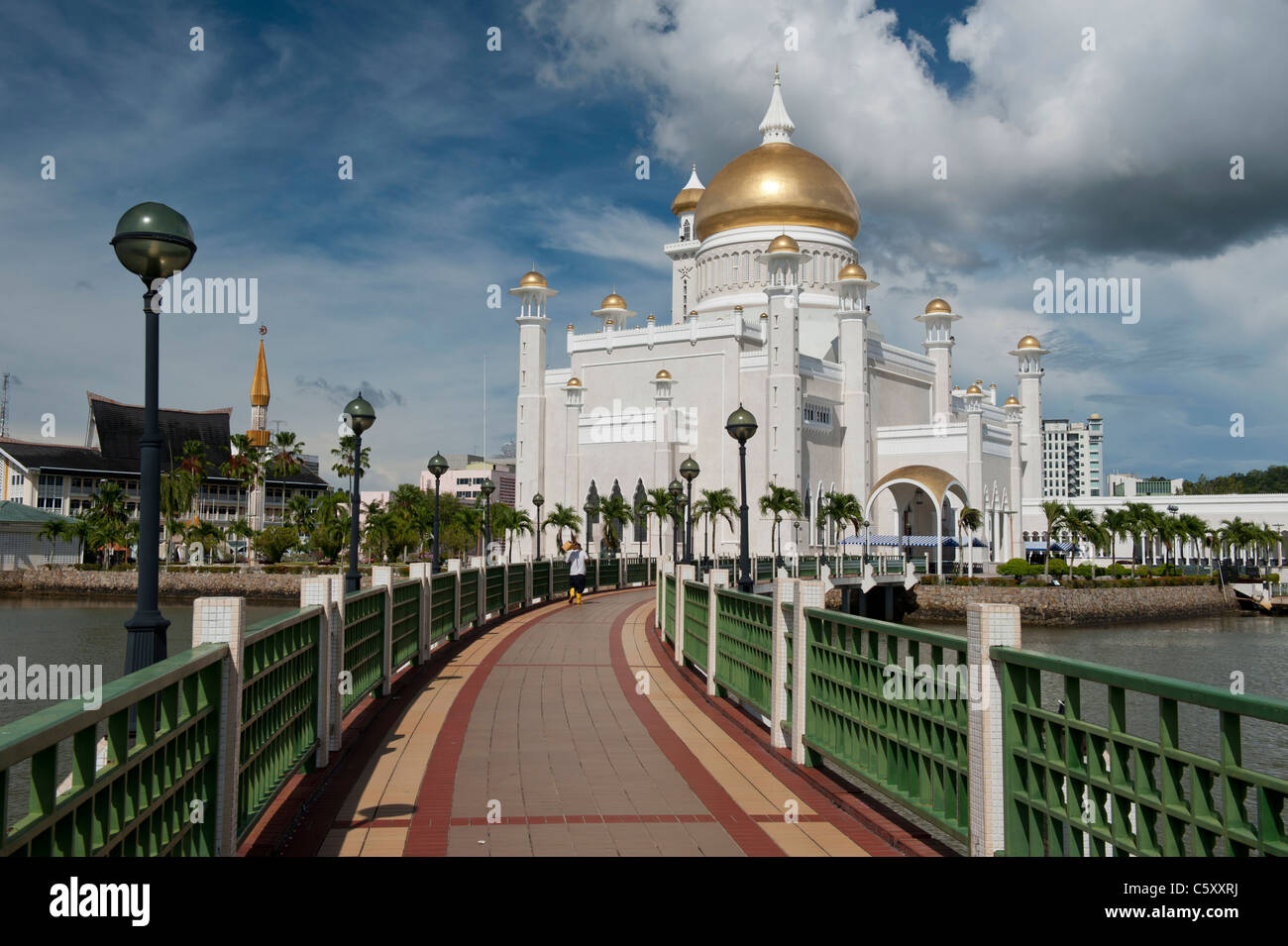 The Sultan Omar Ali Saifuddin Mosque in Bandar Seri Begawan, Brunei ...
