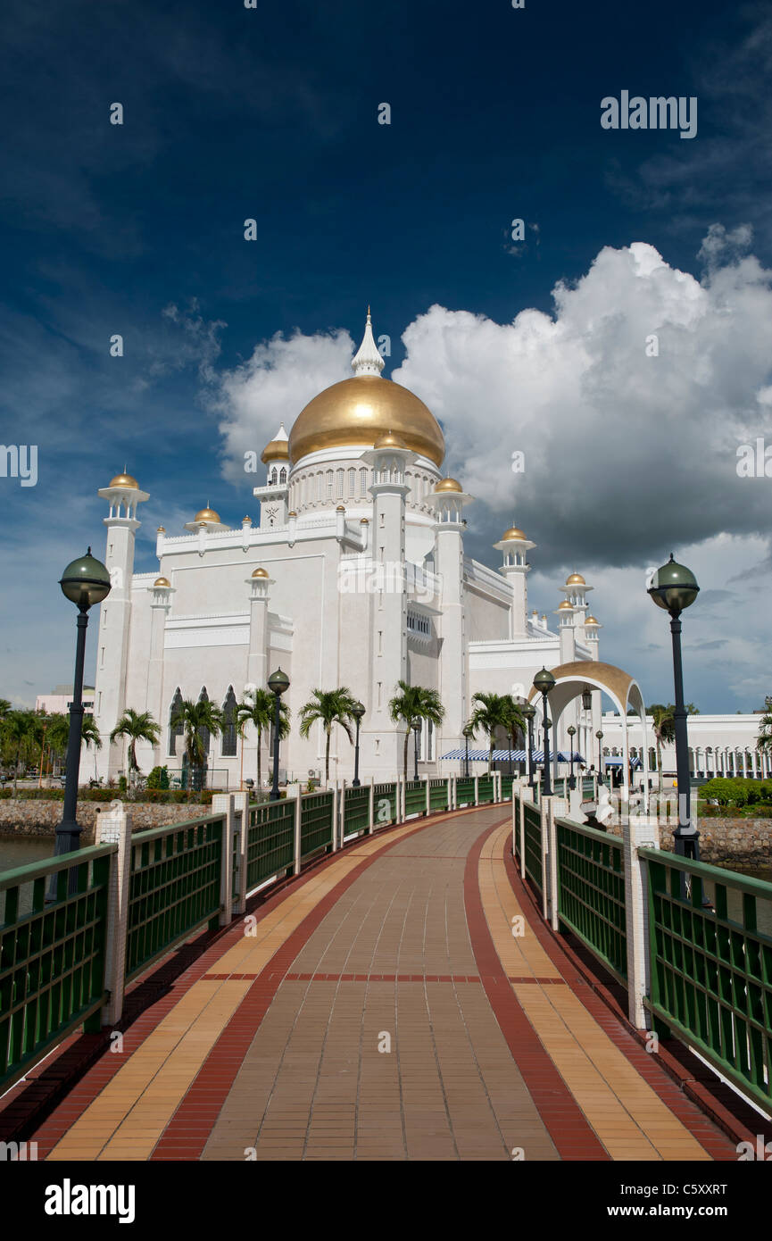 The Sultan Omar Ali Saifuddin Mosque in Bandar Seri Begawan, Brunei ...