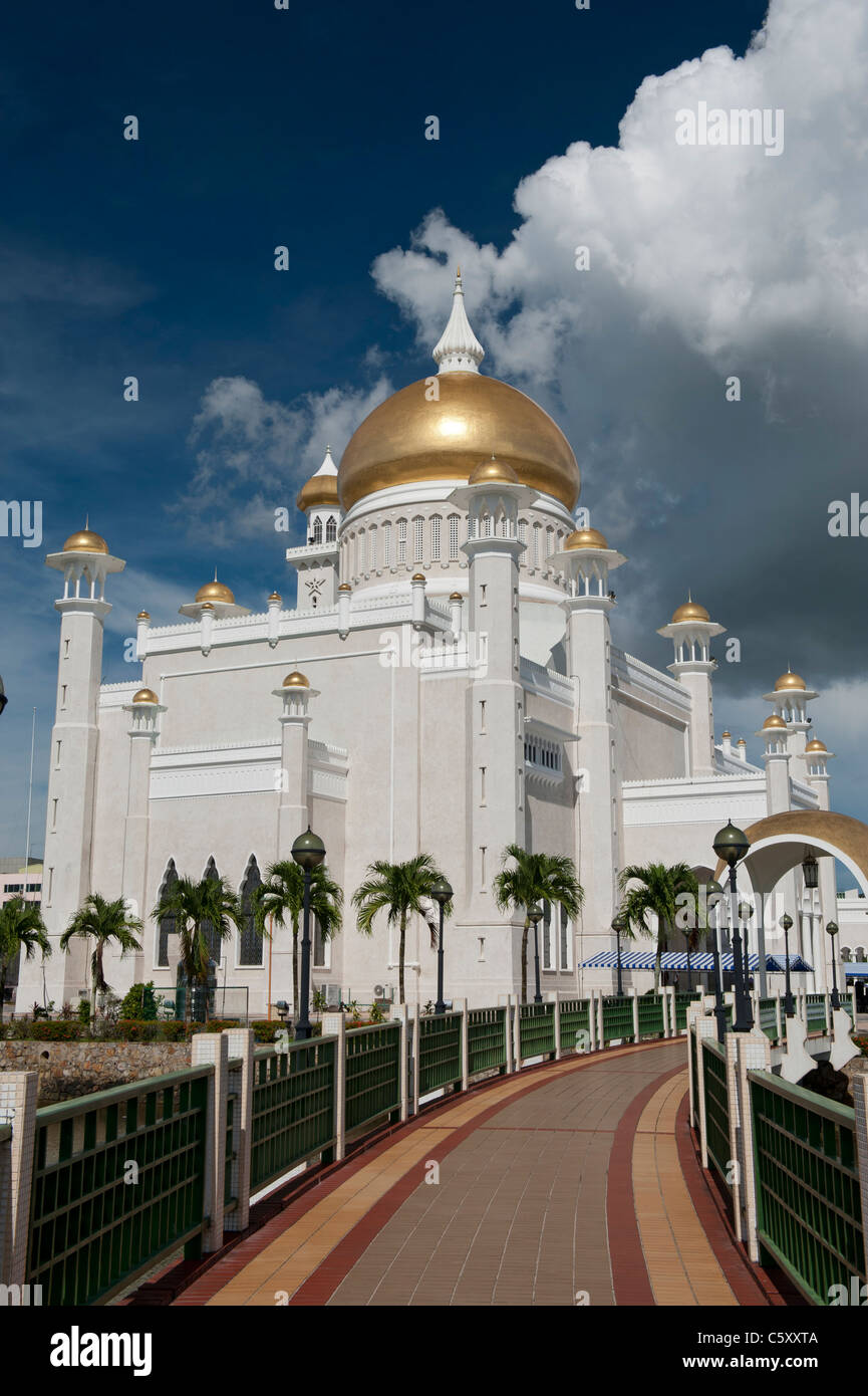 The Sultan Omar Ali Saifuddin Mosque in Bandar Seri Begawan, Brunei ...