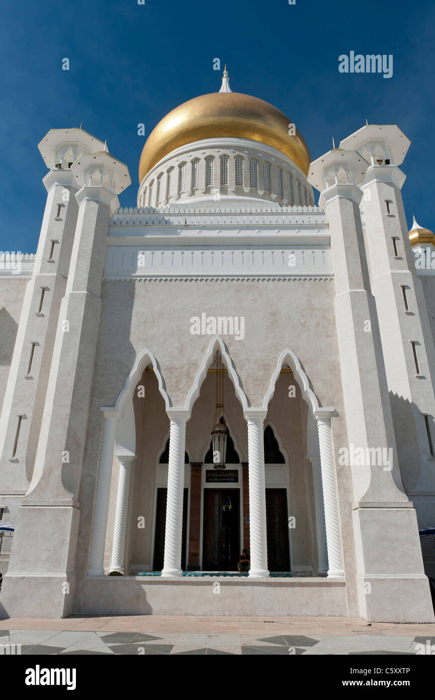 The Sultan Omar Ali Saifuddin Mosque in Bandar Seri Begawan, Brunei ...