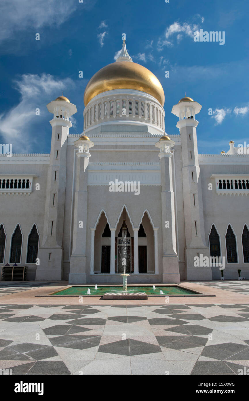 The Sultan Omar Ali Saifuddin Mosque in Bandar Seri Begawan, Brunei ...