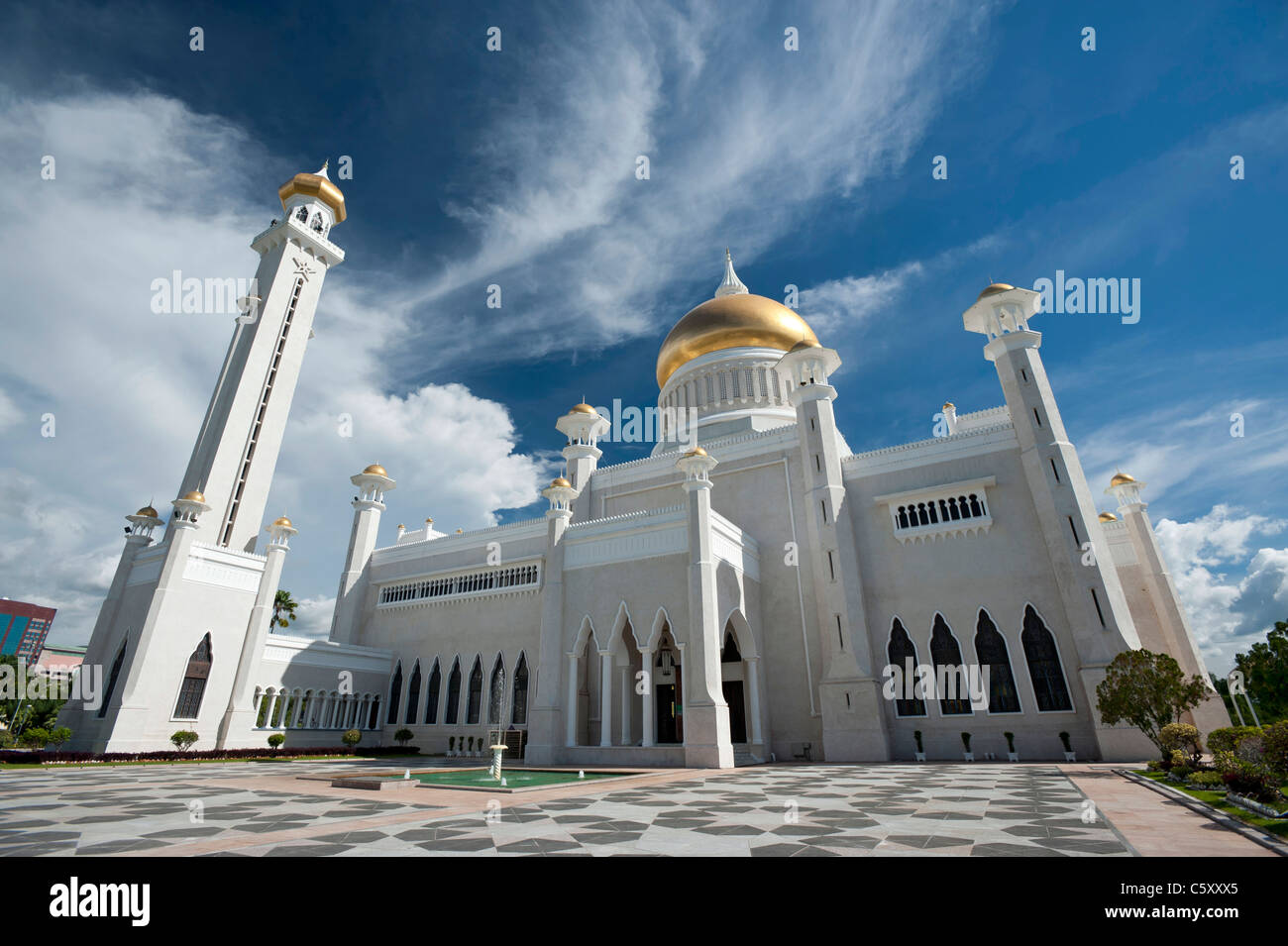 The Sultan Omar Ali Saifuddin Mosque in Bandar Seri Begawan, Brunei ...