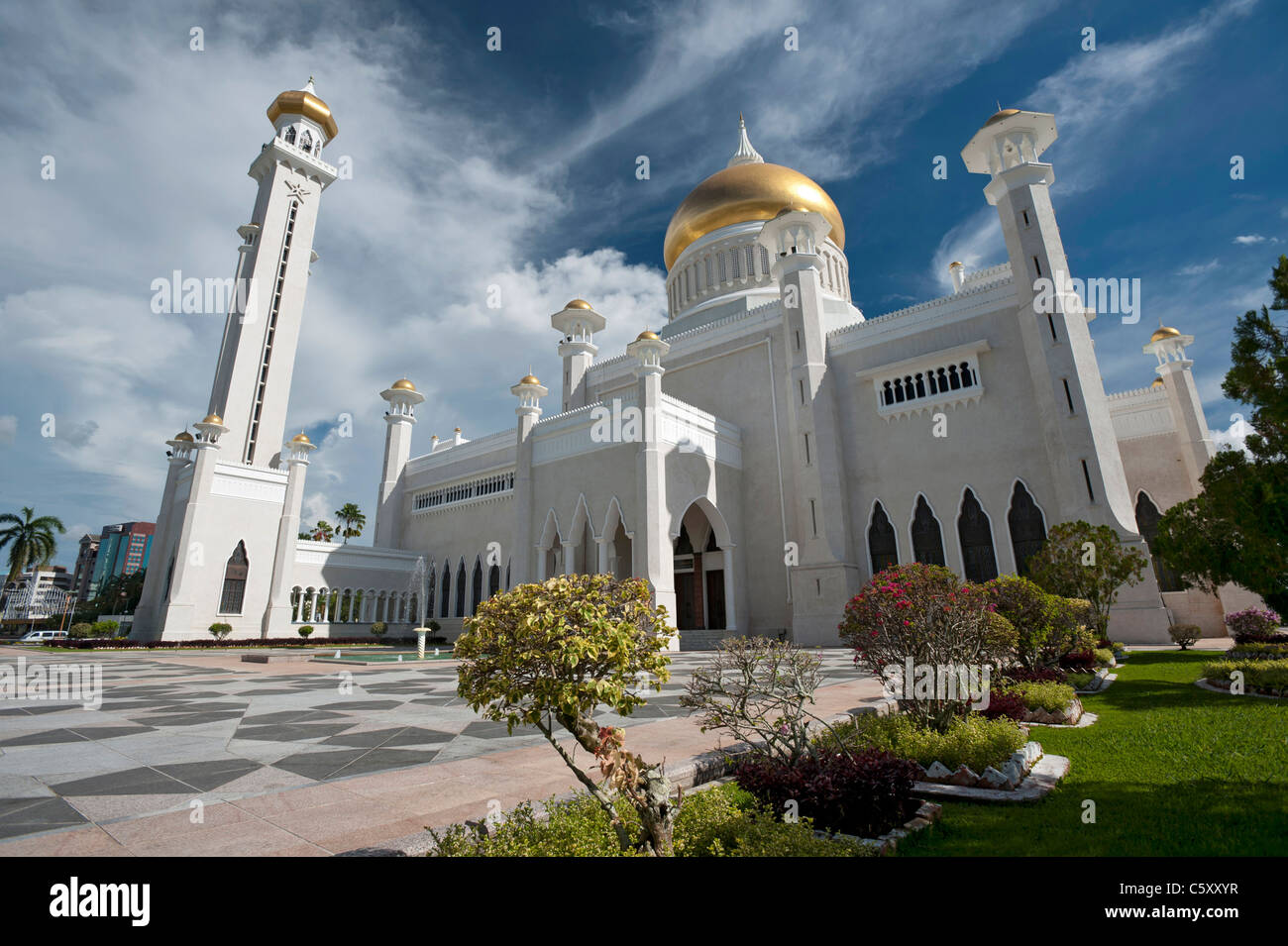 The Sultan Omar Ali Saifuddin Mosque in Bandar Seri Begawan, Brunei ...